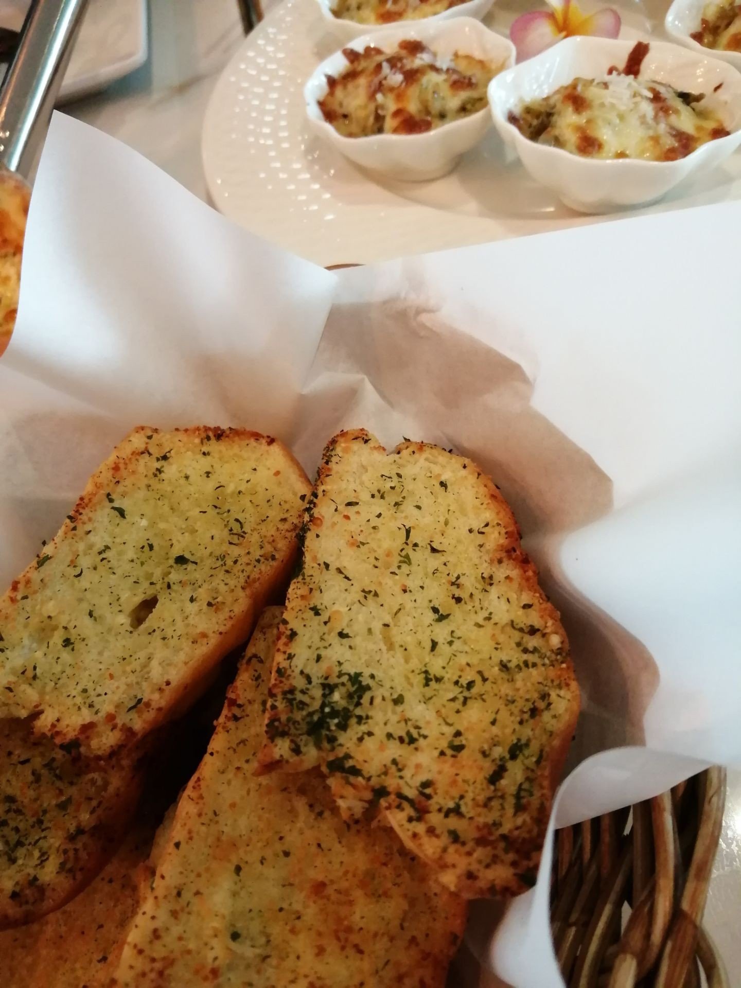 รีวิว Faroh House Restaurant & Wine - อาหารและบรรยากาศที่ดูดีครบครันใน ...