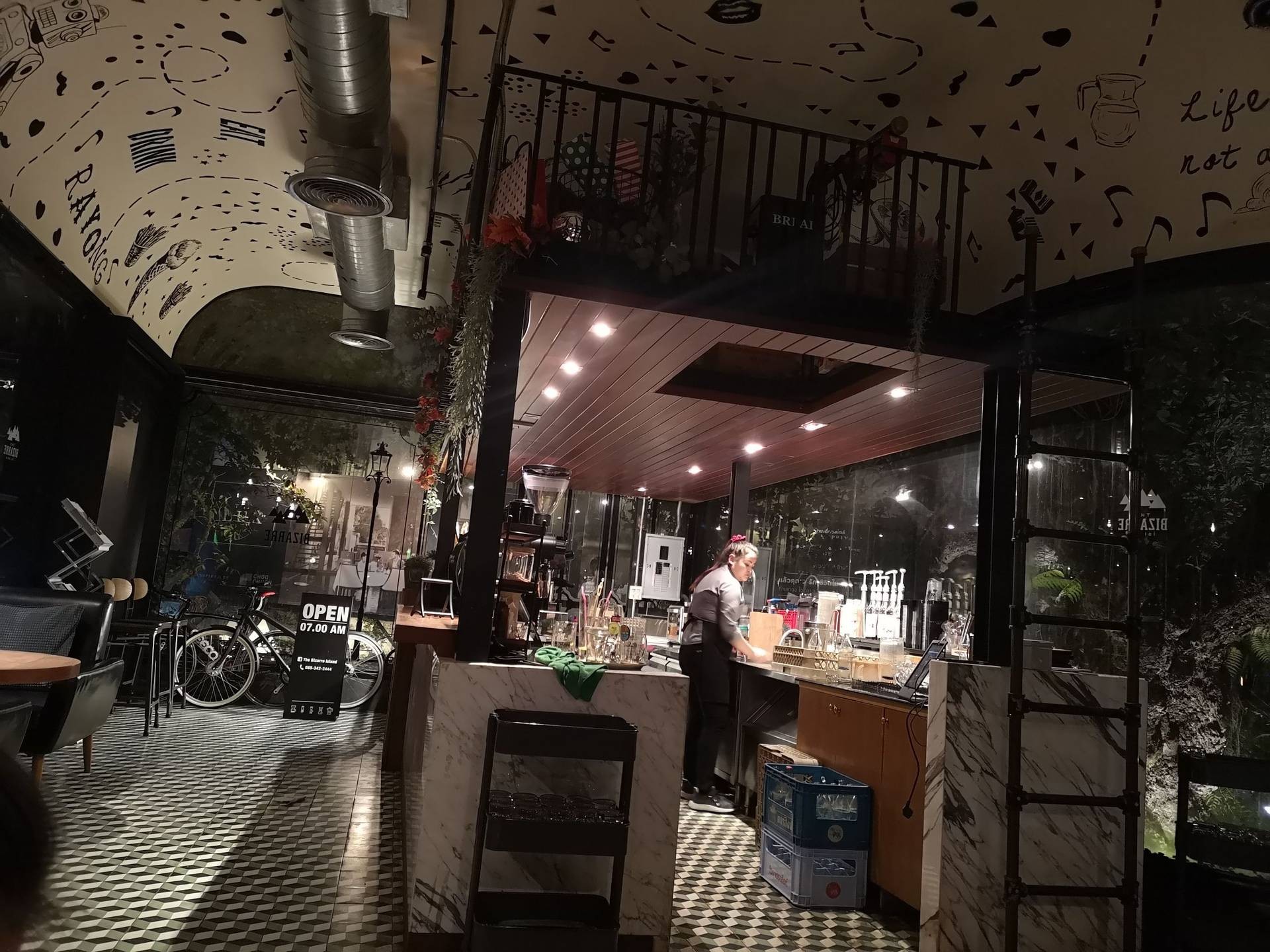 รีวิว Bizarre Café - ร้านอาหาร กาแฟ และผับ