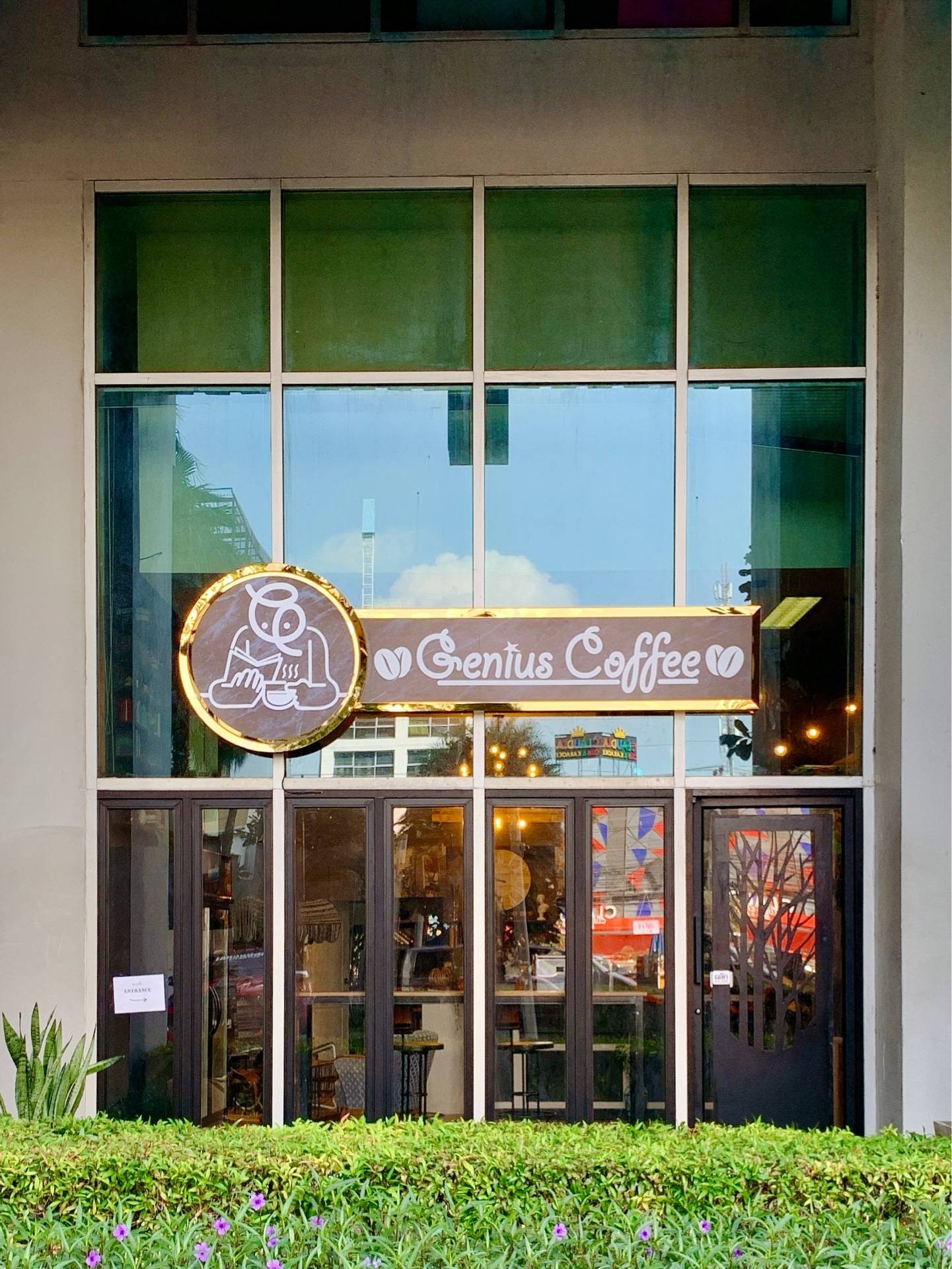 รีวิว Genius Coffee at MRT Huaikwang - คาเฟ่นี้มีที่นั่งโพรงกระรอกให้ ...