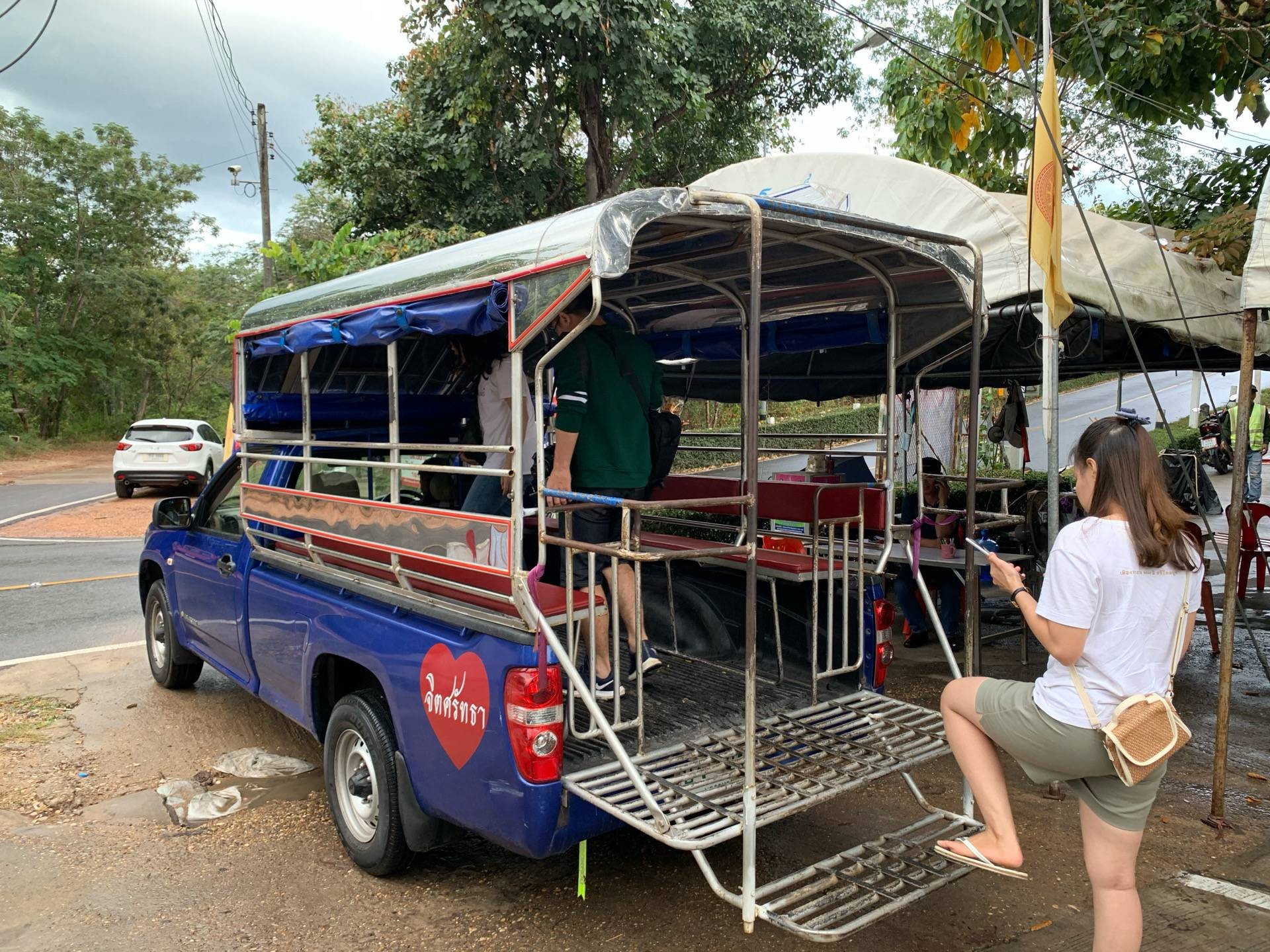 รีวิว Bolovan Coffee - มีรอยพระพุทธบาทและพระพุทธรูปองค์ใหญ่บนภู กับมี ...