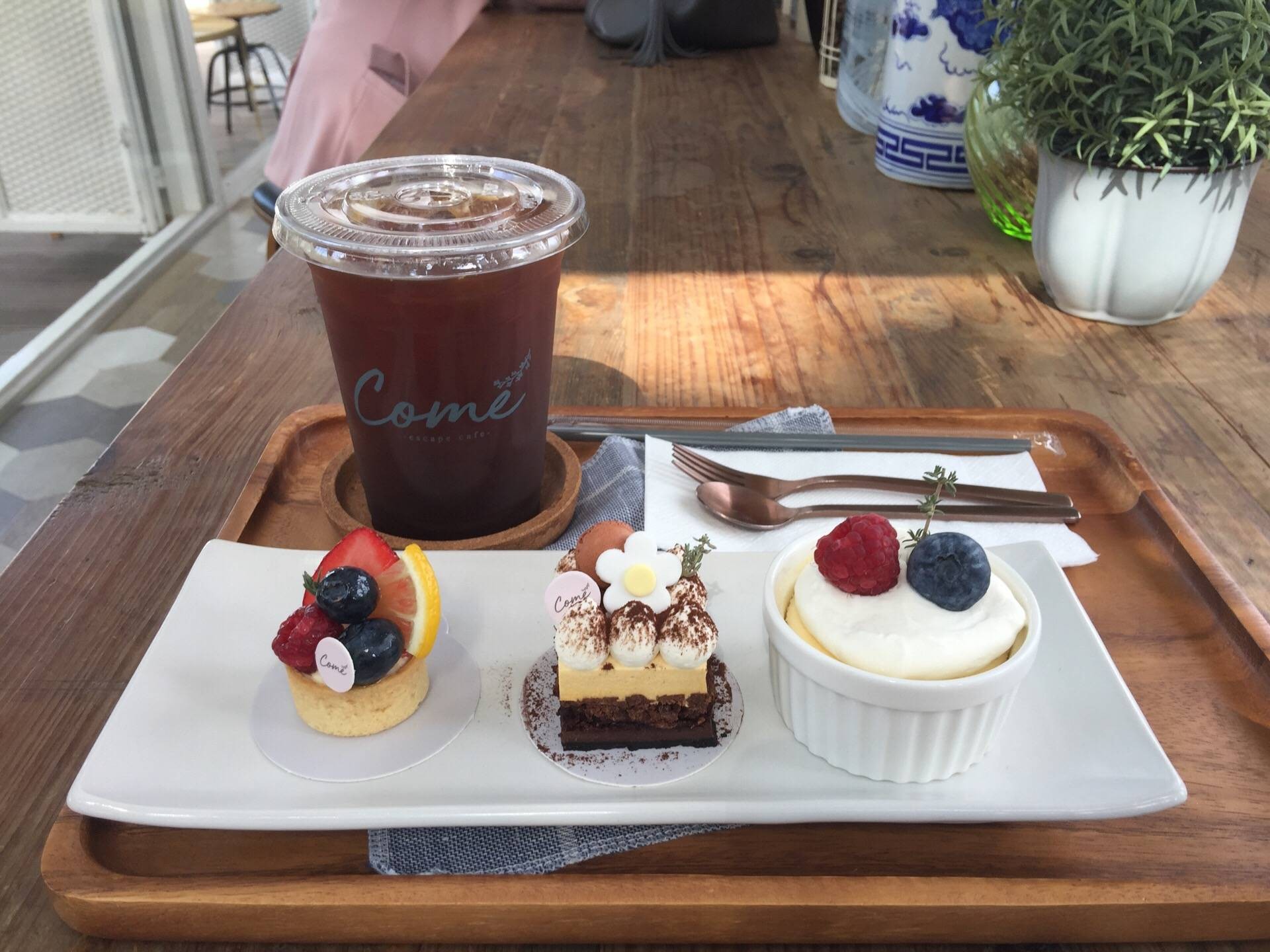 รีวิว Come Escape Cafe Come escape cafe - วันไบท์ ไวท์คาเฟ่