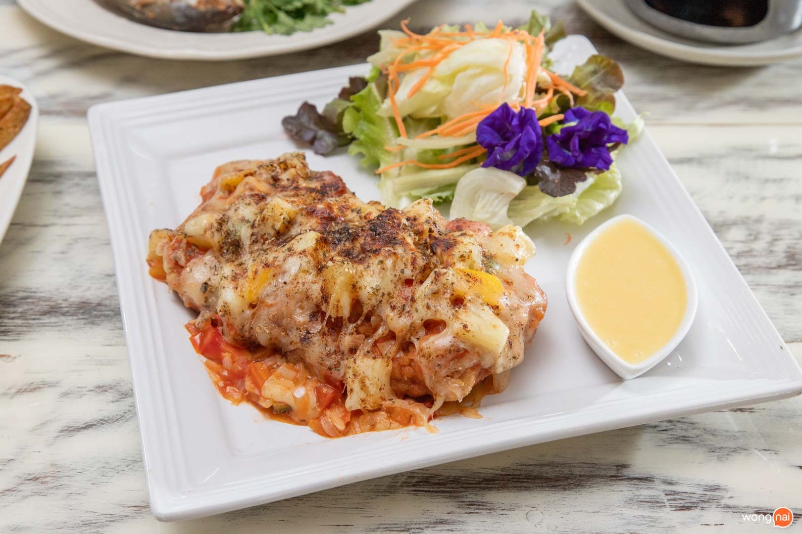 “Brick Box Coffee” ตาก จิบกาแฟกินอาหารเลิศรส พร้อมวิวสระน้ำ