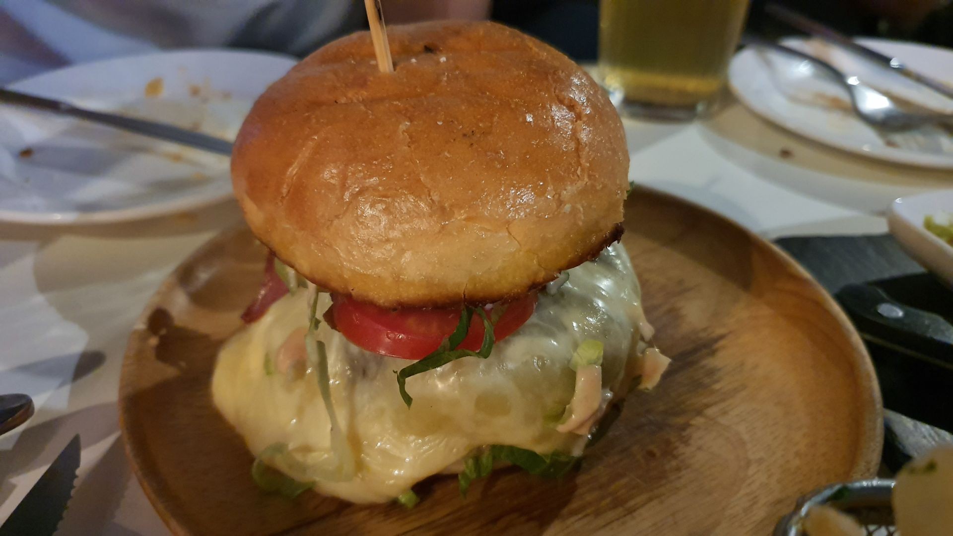 The Roof 409 Bacon Cheeseburger • เนื้อทำมาได้ดี Medium ฉ่ำๆ แต่ไม่ ...