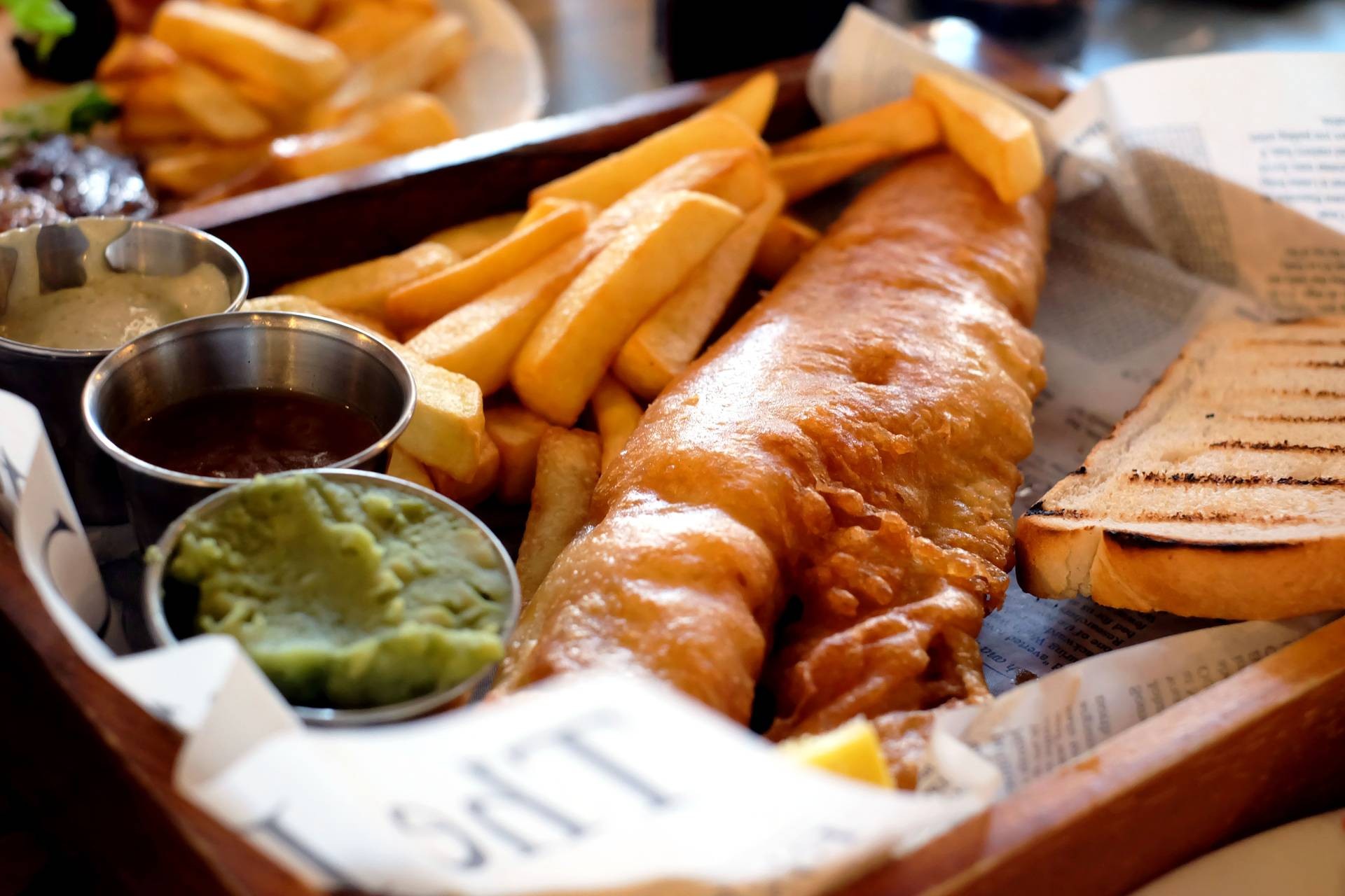 รีวิว The Dicken’s Inn - " The Dickens Inn” โรงแรมเก่าในย่านท่าเรือ ...