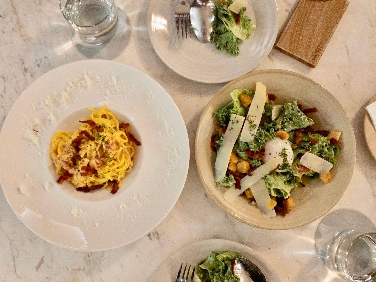 รีวิว Dear Friends, Bistro - รสชาติดีทั้งอาหารและขนมค่ะ