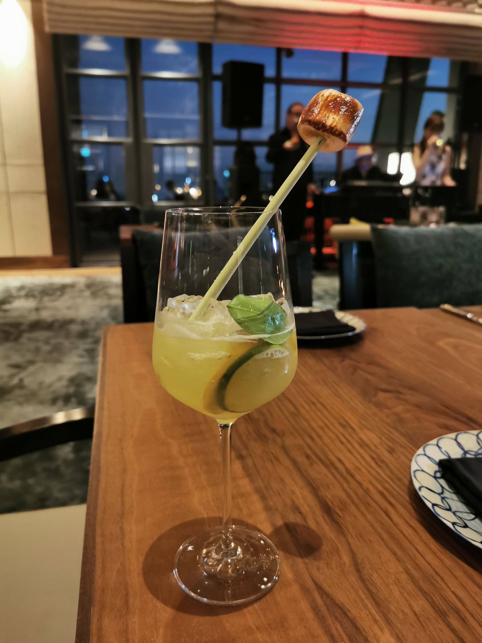 รีวิว Spectrum Lounge & Bar Hyatt Regency Sukumvit Hotel - รู้ฟท้อปบาร์ ...