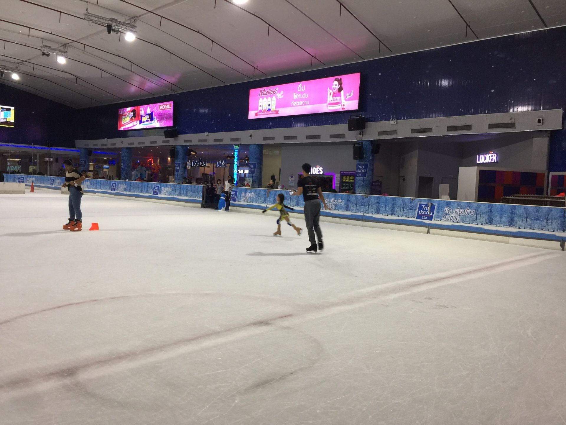รีวิว Sub Zero Ice Skate - บรรยากาศดี คนไม่เยอะมาก