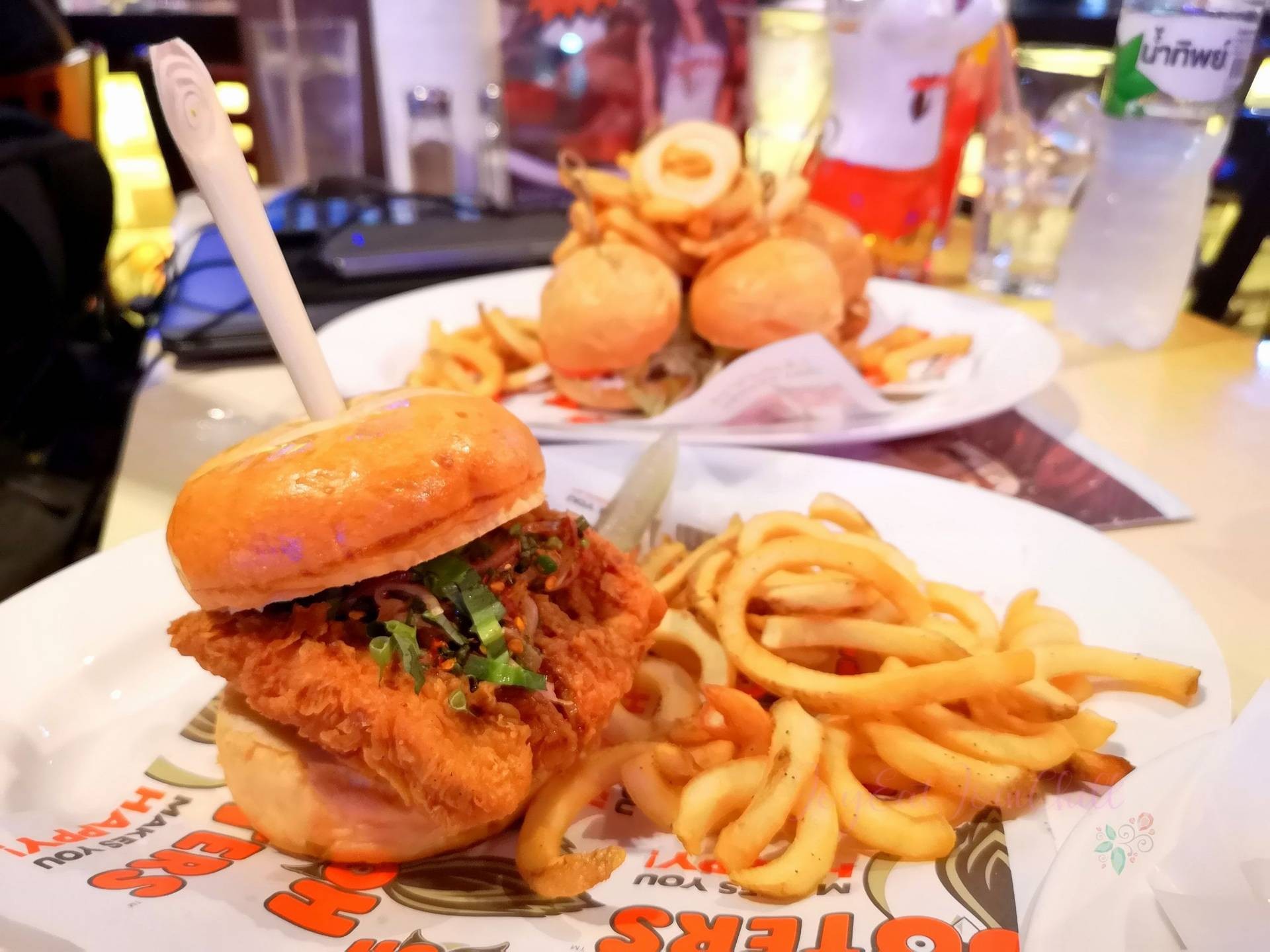 รูป Hooters สีลม - Wongnai