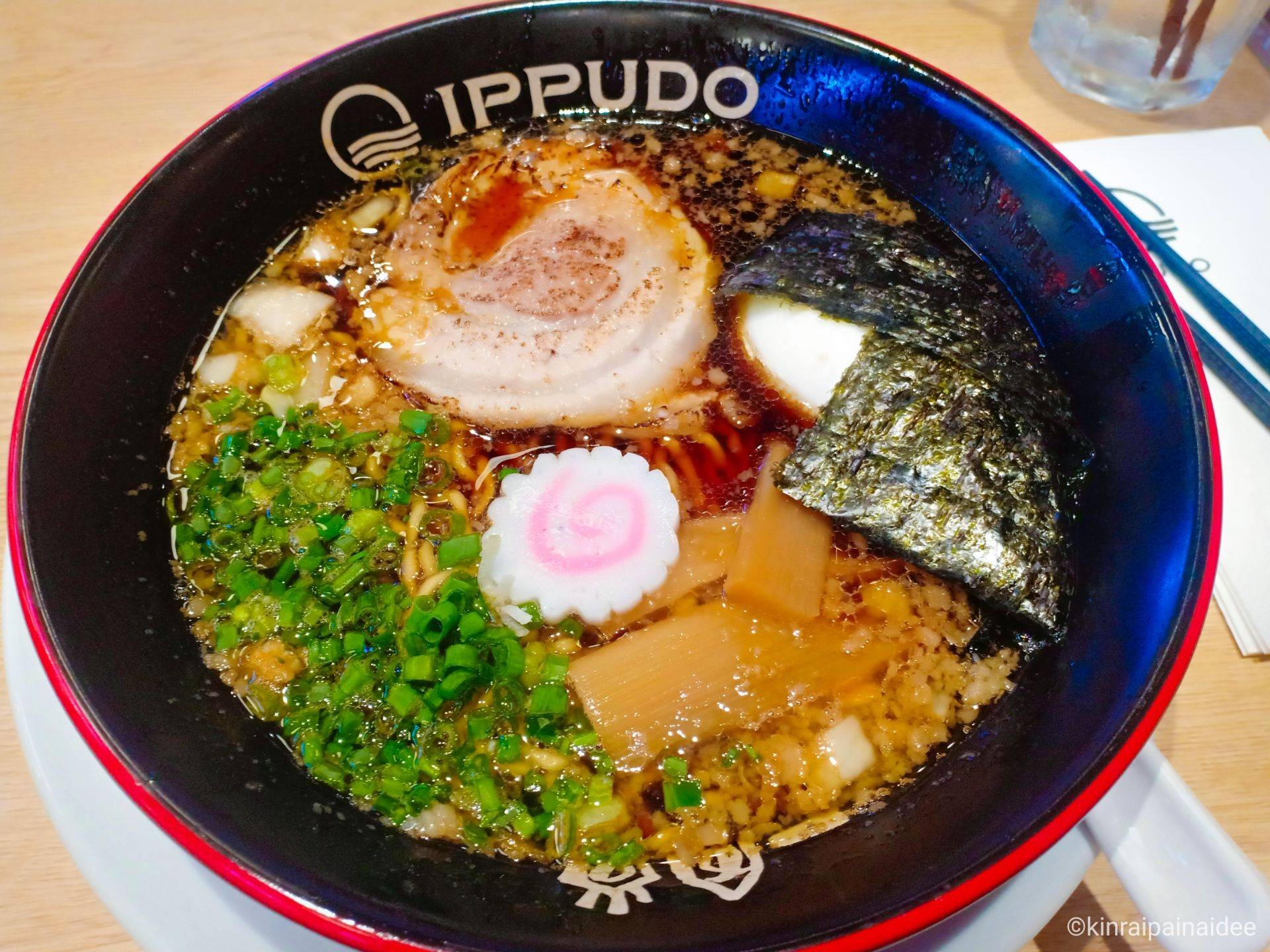 รีวิว Ramen Ippudo Central Ladprao - Black Shoyu Ramen น้ำซุปโชยุเสิร์ฟพร้อมราเมงเส้นหยักหนา ท็ ...