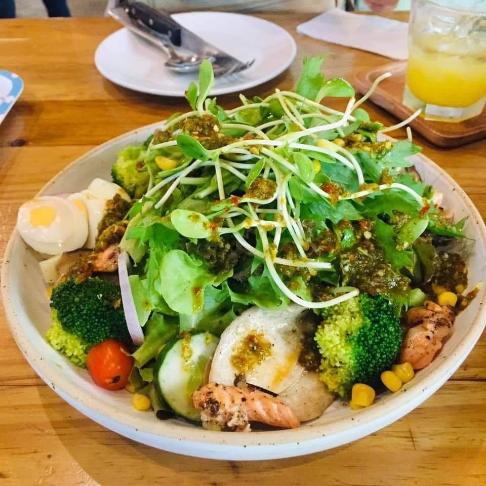 รีวิว We Cafe - อาหารอร่อยมาก เน้นแนวสลัด มีผักสลัดเห็นภายในร้านเลย