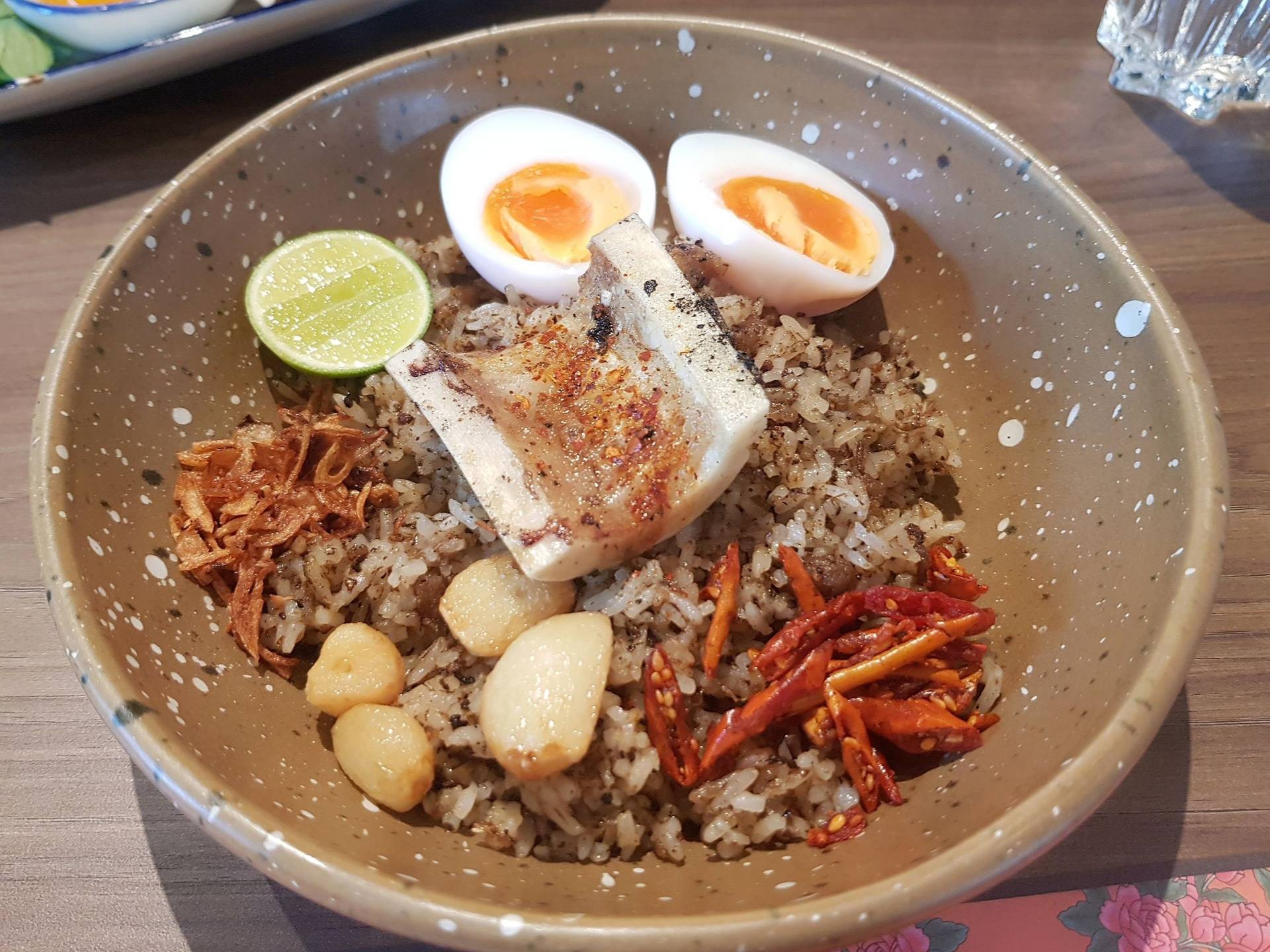 ข้าวผัดมันเนื้อ กระเทียม พริกไทย กับไขกระดูกย่างแจ่ว ร้าน Co Limited ...