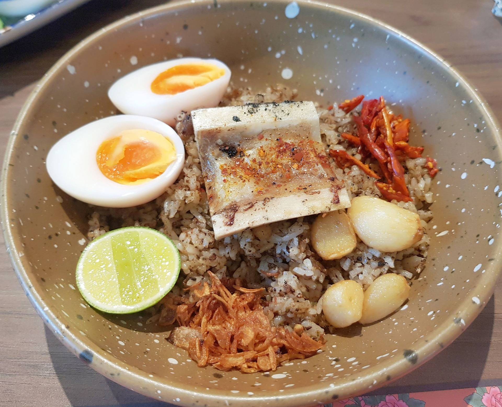 ข้าวผัดมันเนื้อ กระเทียม พริกไทย กับไขกระดูกย่างแจ่ว ร้าน Co Limited ...