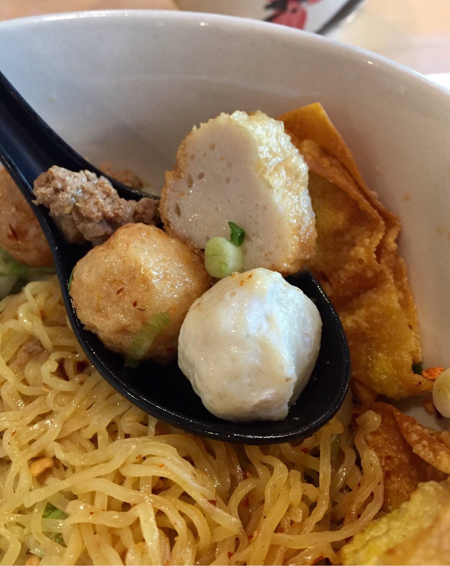 บะหมี่แห้งต้มยํา ร้าน ก๋วยเตี๋ยวลูกชิ้นปลายูยู่ (No MSG) Yuyu fish ball ...