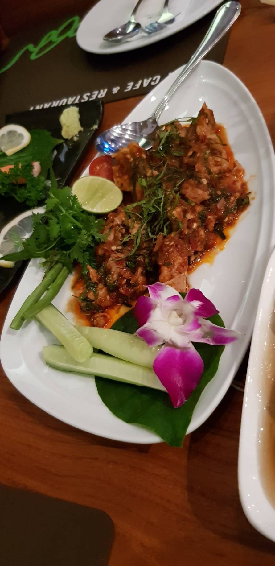 รีวิว CHOM Cafe & Restaurant - ชม ว่า chom ชมดี - Wongnai