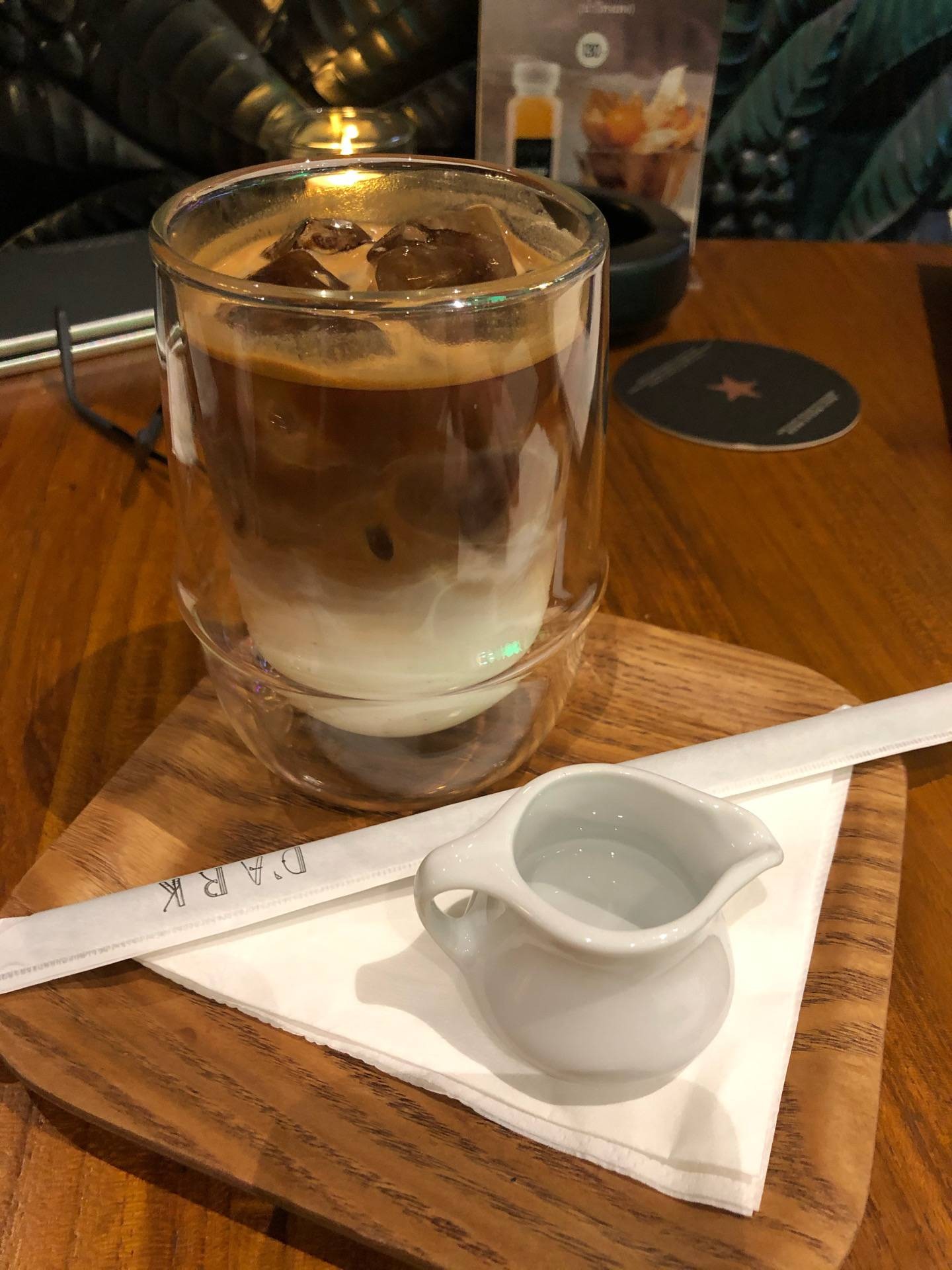 รีวิว D'ARK Emquartier - ร้านนั่งชิลล์กาแฟอร่อย เบียร์ก็ดี