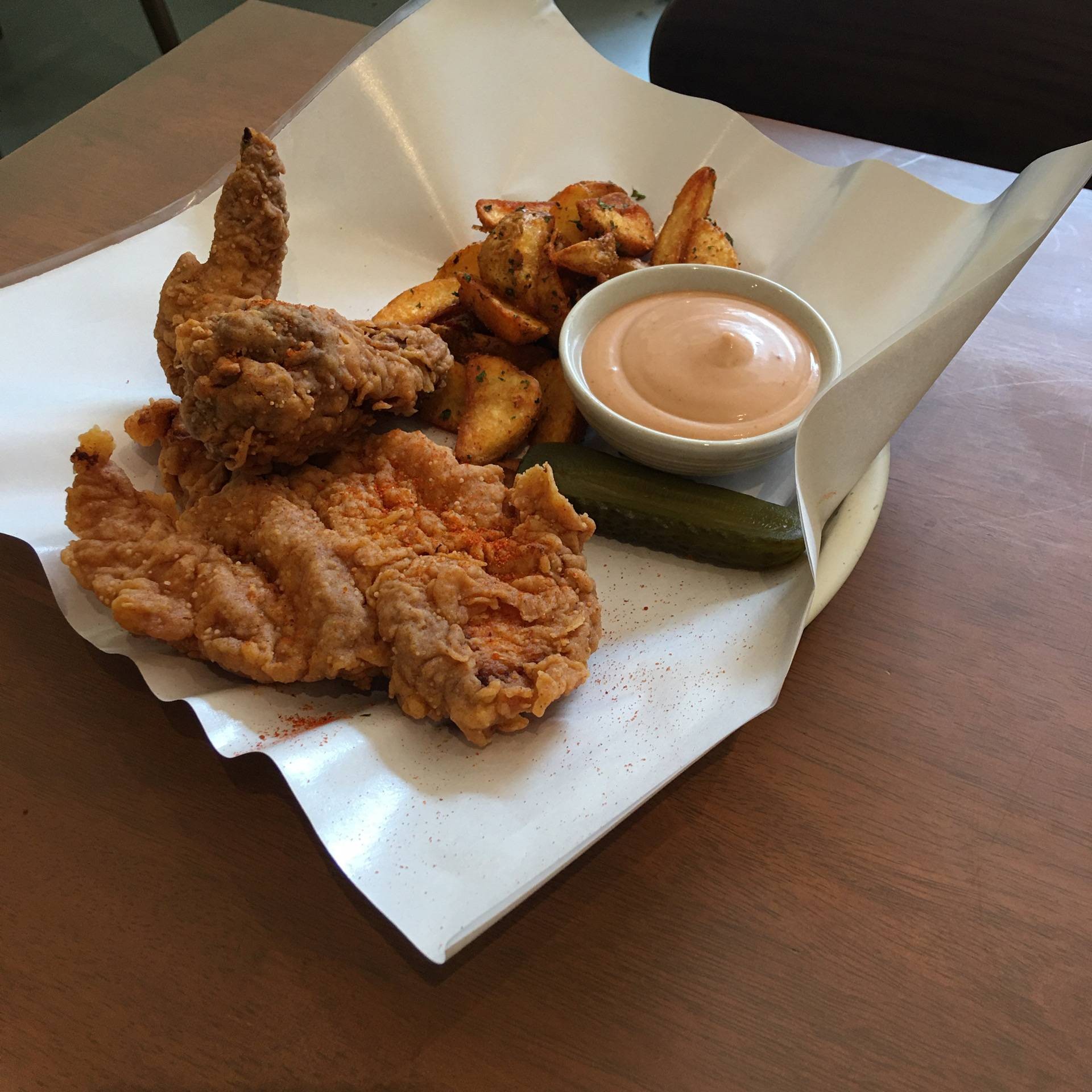 รีวิว Henryfry : fried chicken & housemade food. - ไก่ละลายในปาก - Wongnai