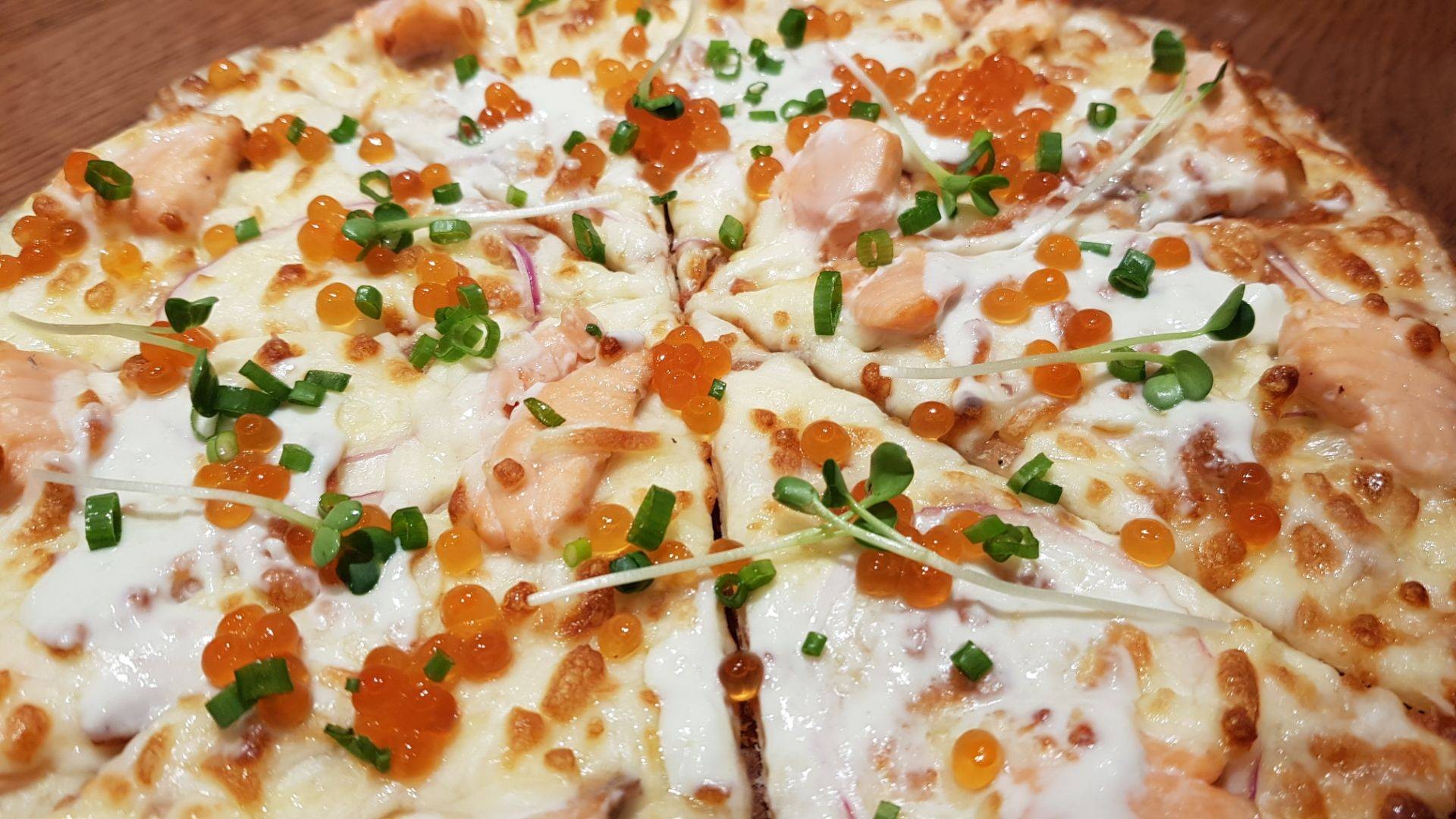 Salmon Ikura Wasabi Pizza ร้าน On The Table เซ็นทรัลเวิลด์