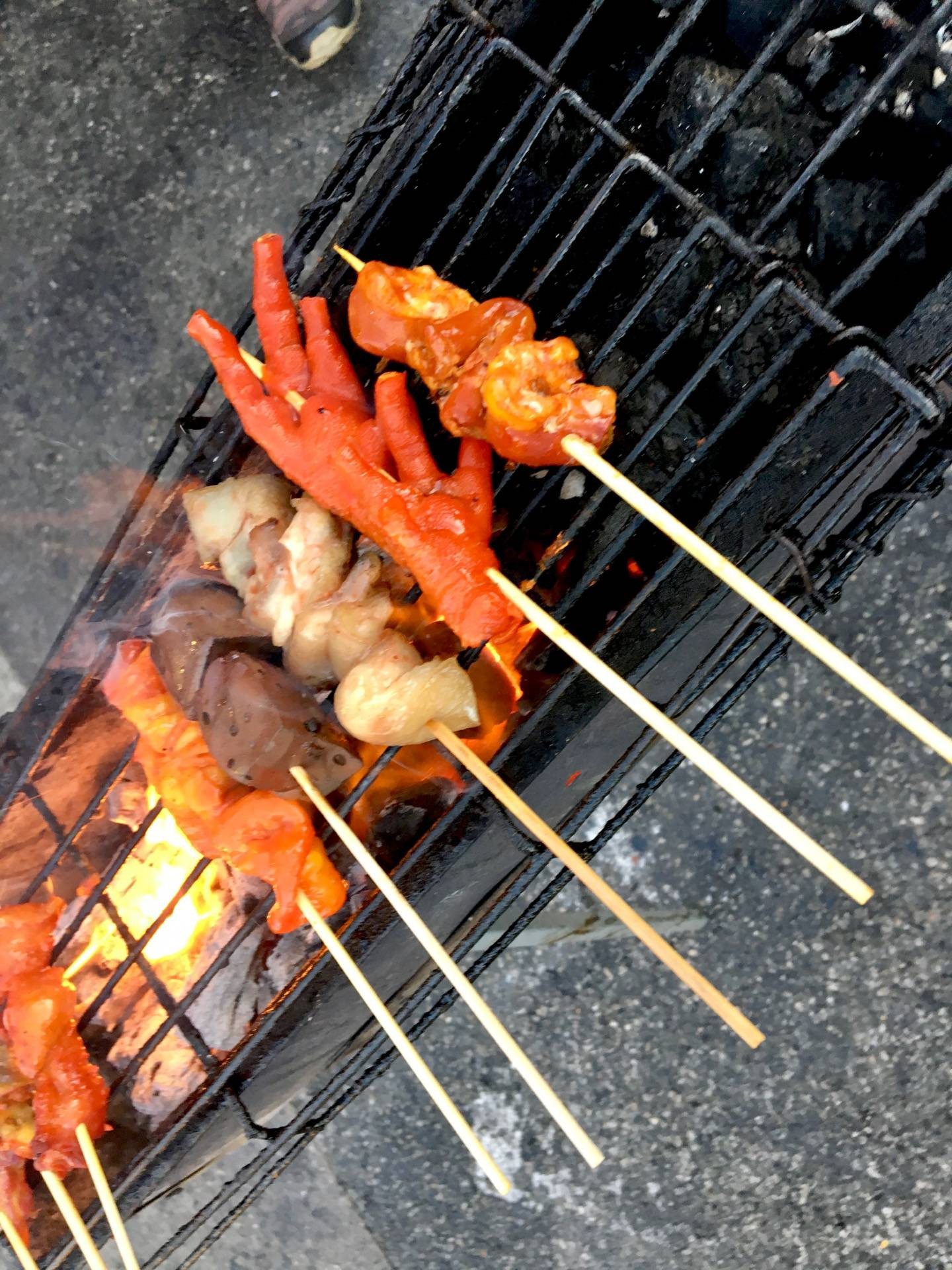 รีวิว Dollar Hits Temple, Los Angeles - ปิ้งตีนไก่กินได้ ใน Los Angeles!