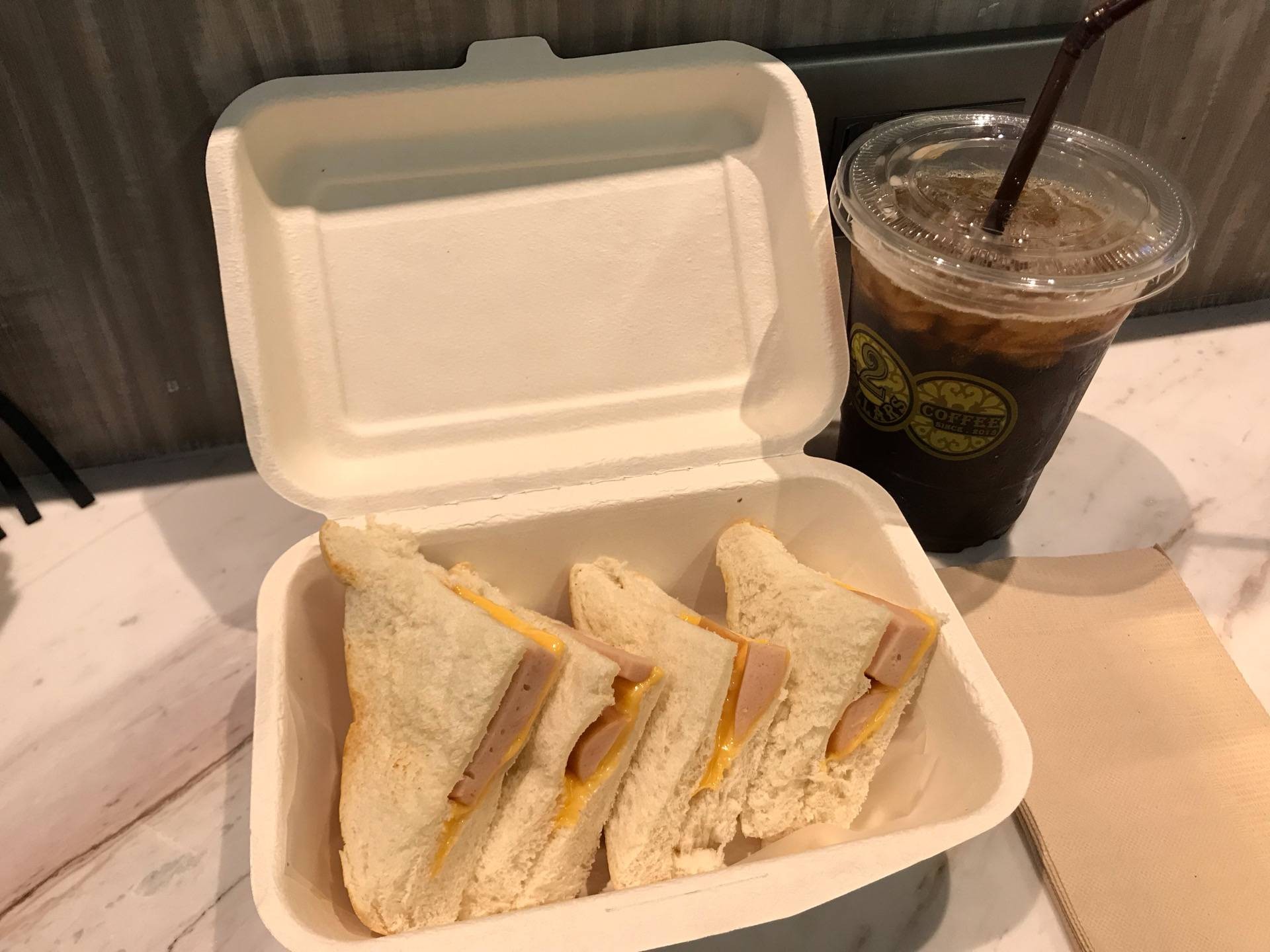 ร้าน 2 Dollars Coffee สนามบินนานาชาติภูเก็ต | รีวิวร้านอาหาร