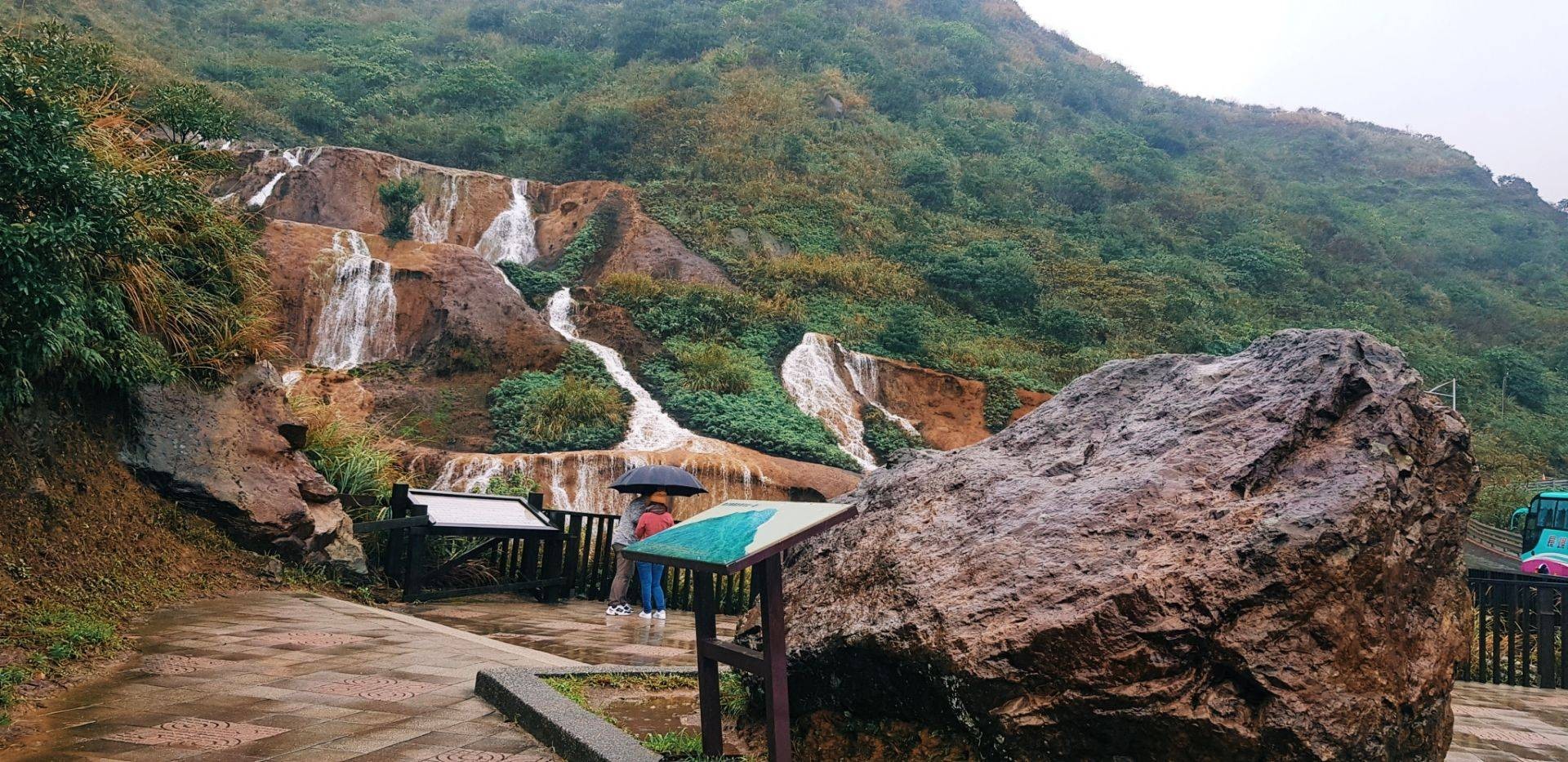 Golden Waterfall (黃金瀑布) - รีวิวสถานที่ท่องเที่ยว - Wongnai