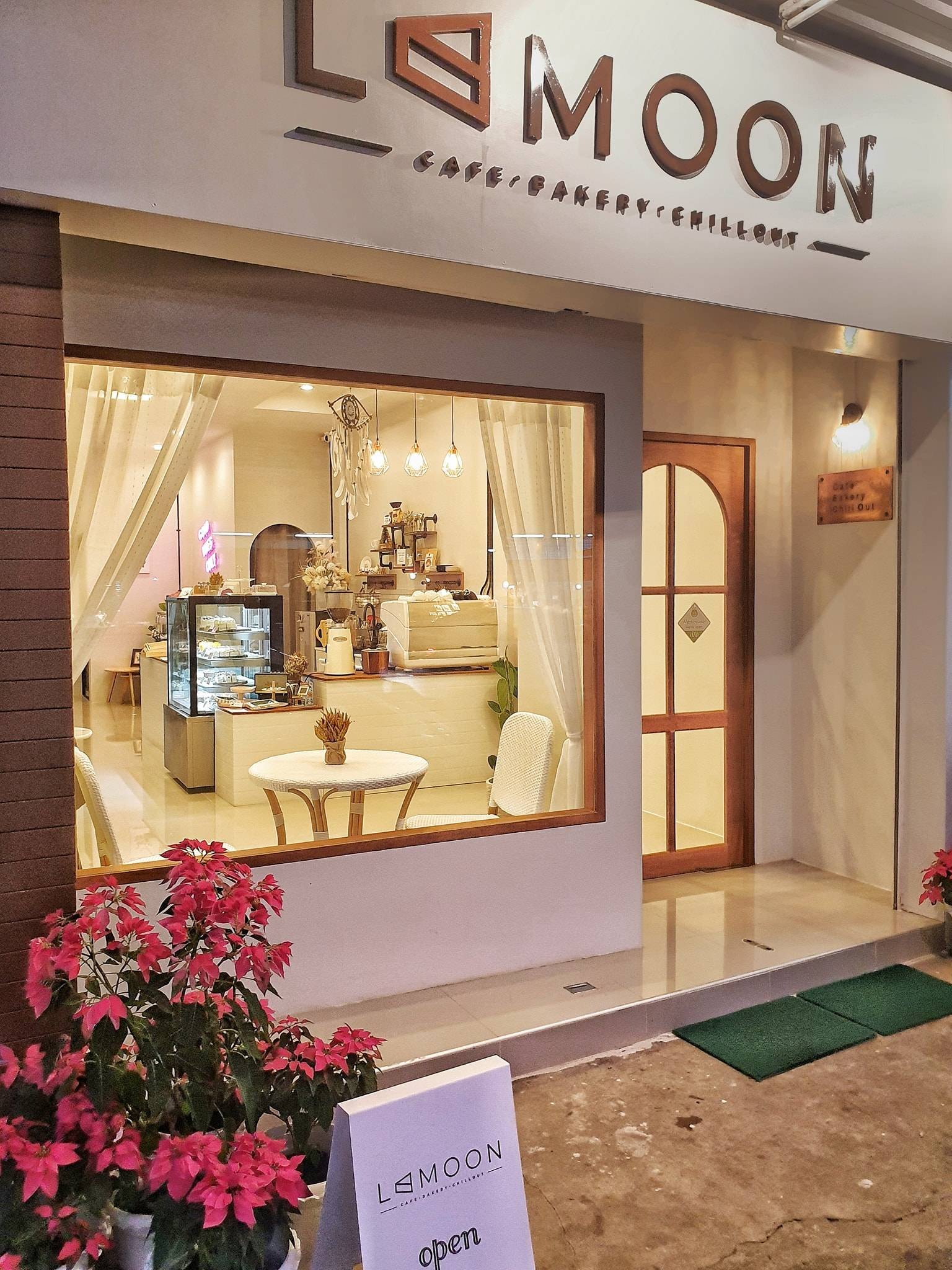 รีวิว Lamoon Cafe' - เค้กมีให้เลือกหลากหลาย เป็นเค้ก homemade ทำใหม่ๆทุกวัน ร้านน่ารักมุมถ่ายรูปเยอะ