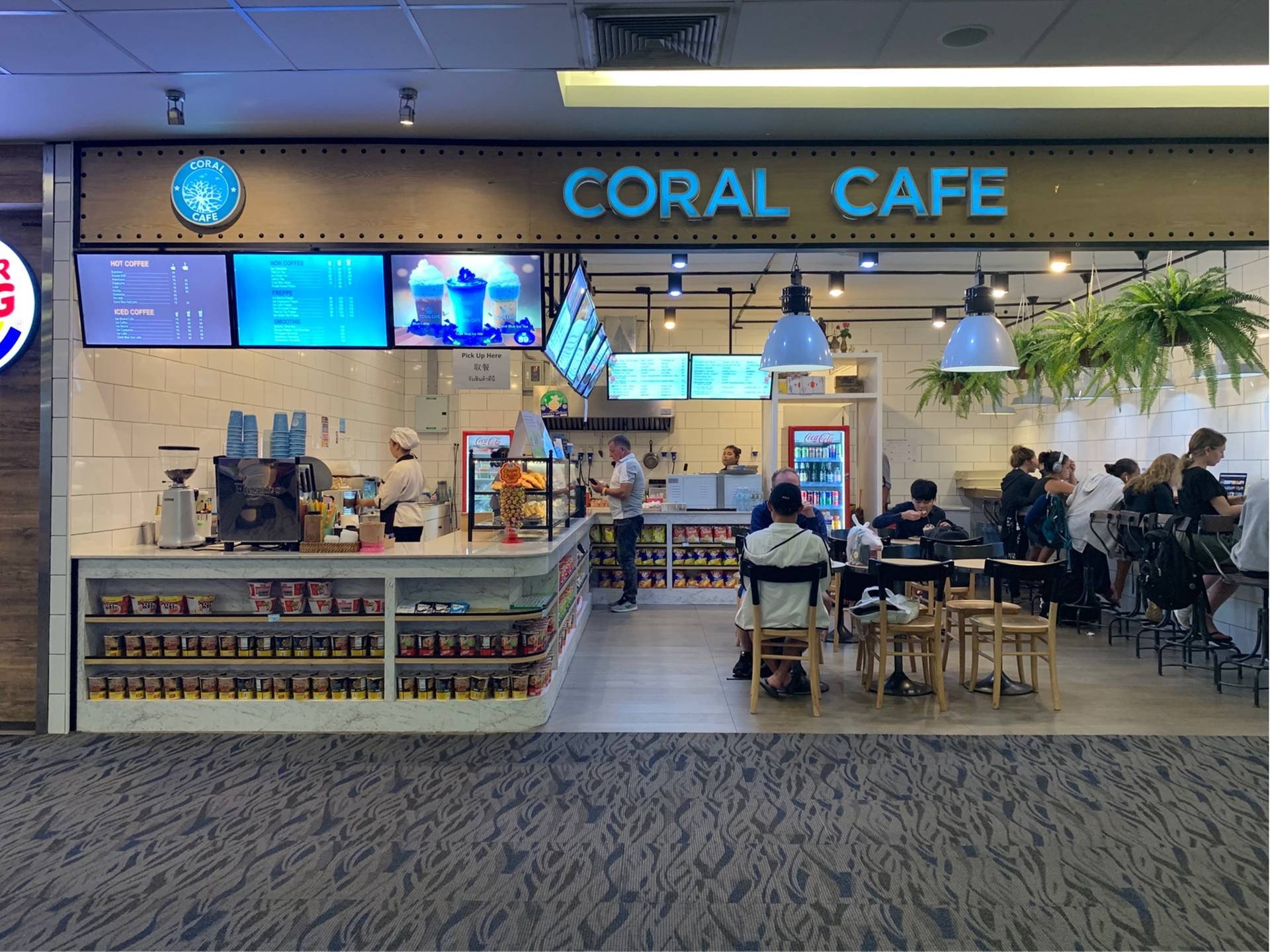 รีวิว Coral Cafe สนามบินนานาชาติภูเก็ต - ครัวซองอัลมอนด์ หลานบอกแข็งไป