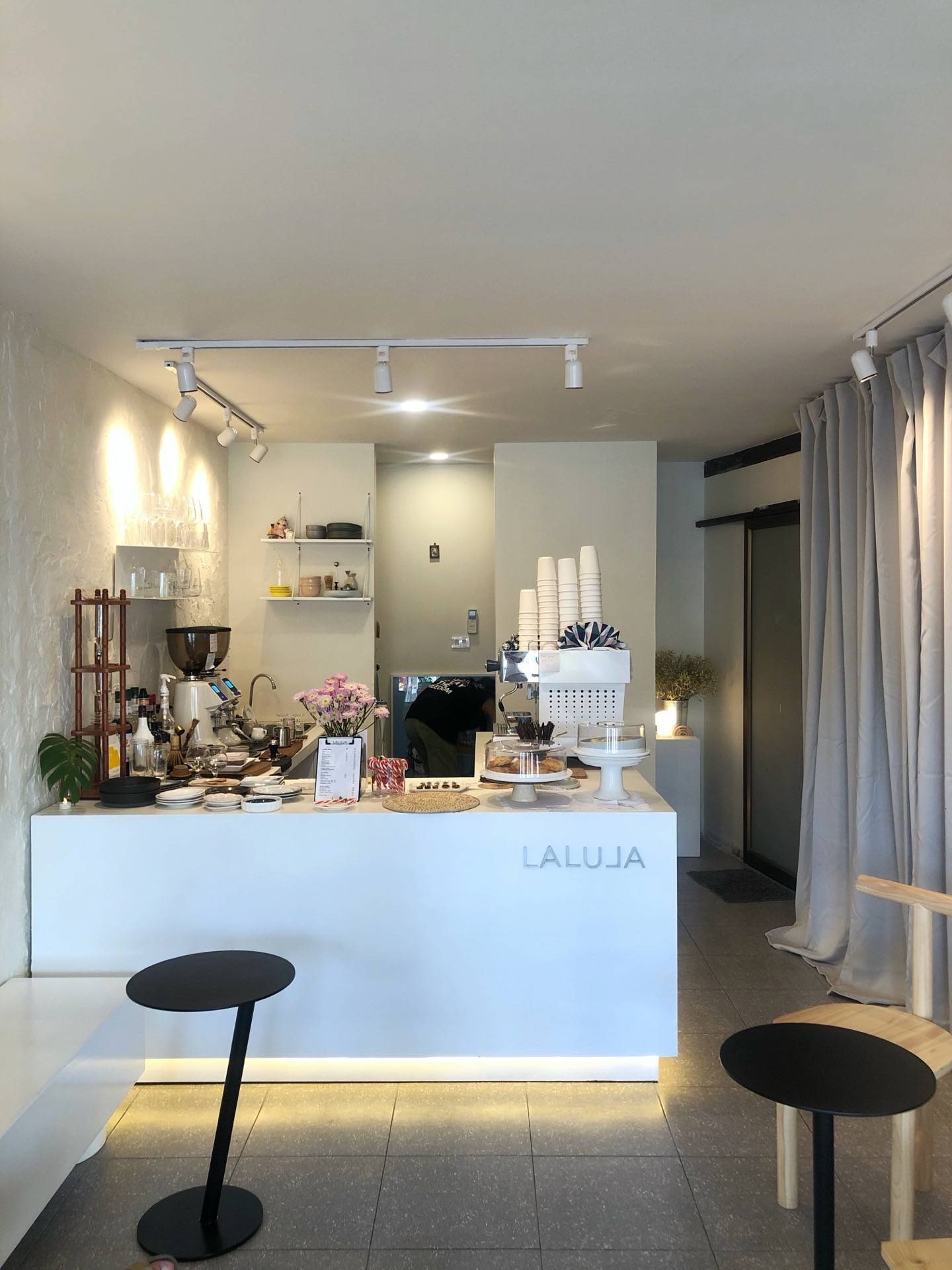รีวิว Lalula Cafe - กาแฟดี สโคนอร่อยยยย และร้านสวย มินิมอลมากกกกก อยู่ ...