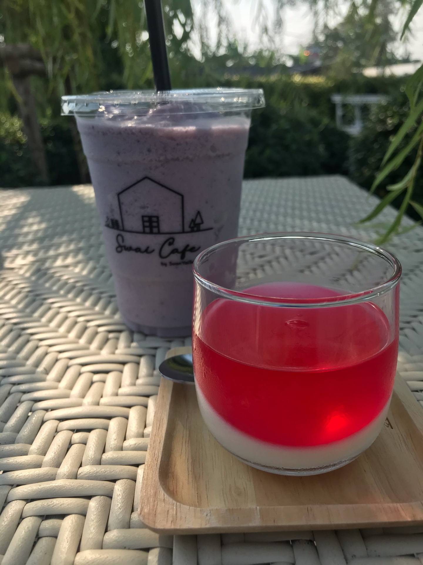 รีวิว Swai Cafe - บรรยากาศบ้านสวน ฝั่งตรงข้ามถนนเป็นทุ่งนากำลังเขียวเลย ...