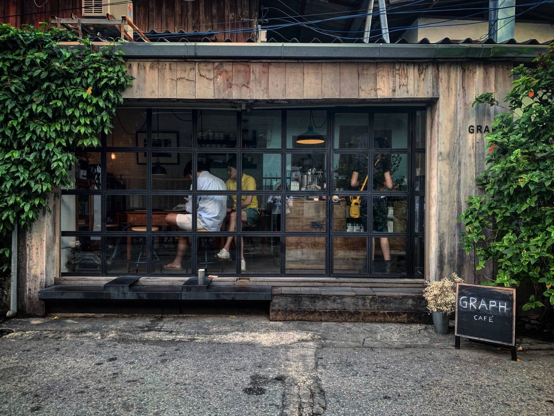 รีวิว GRAPH CAFE กลางเวียง-เมืองเก่า(คูเมืองชั้นใน) - Graph Cafe ยืน ...