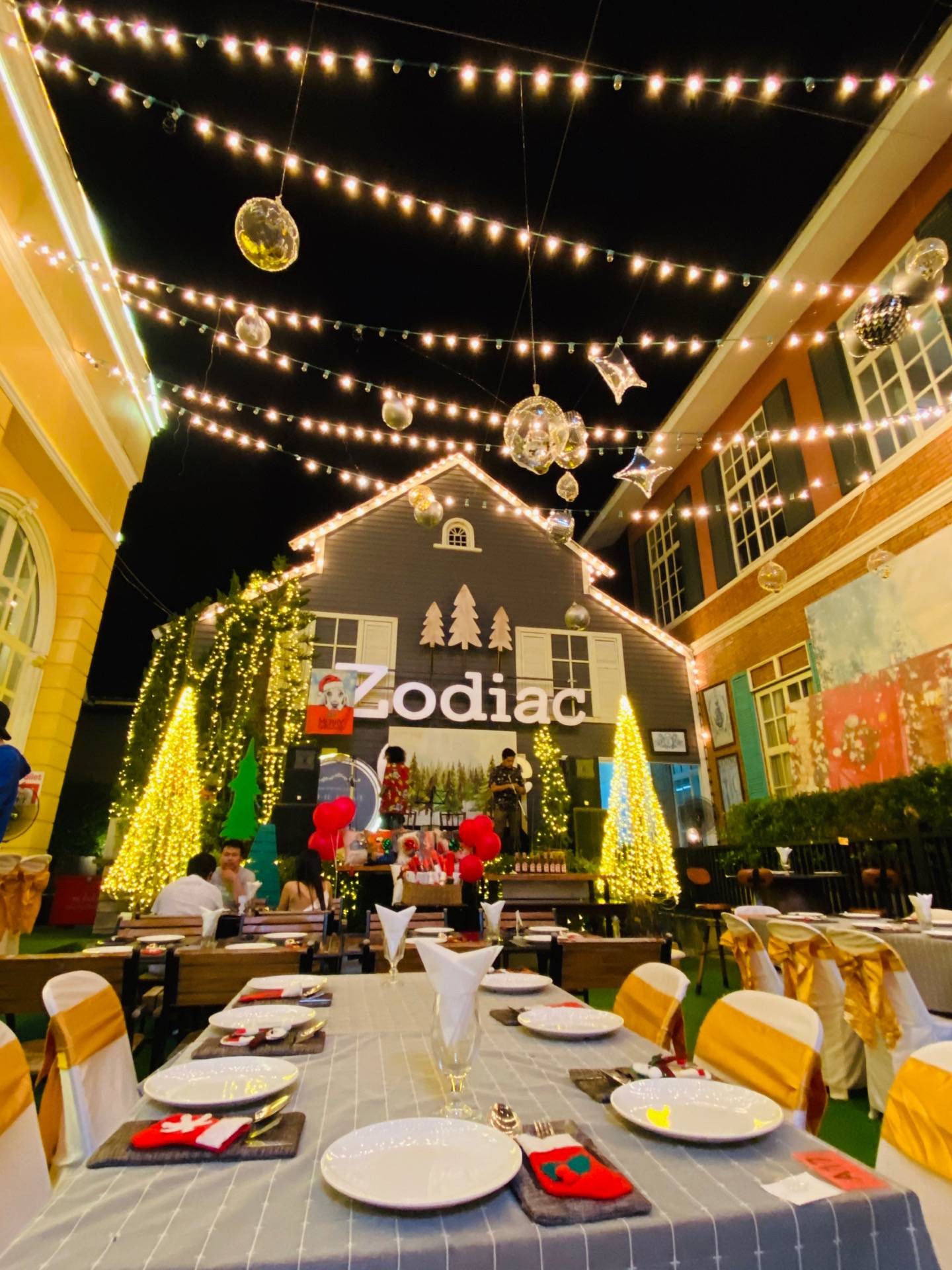 รีวิว Zodiac Cafe & Restaurant - บรรยากาศดี อาหารอร่อย