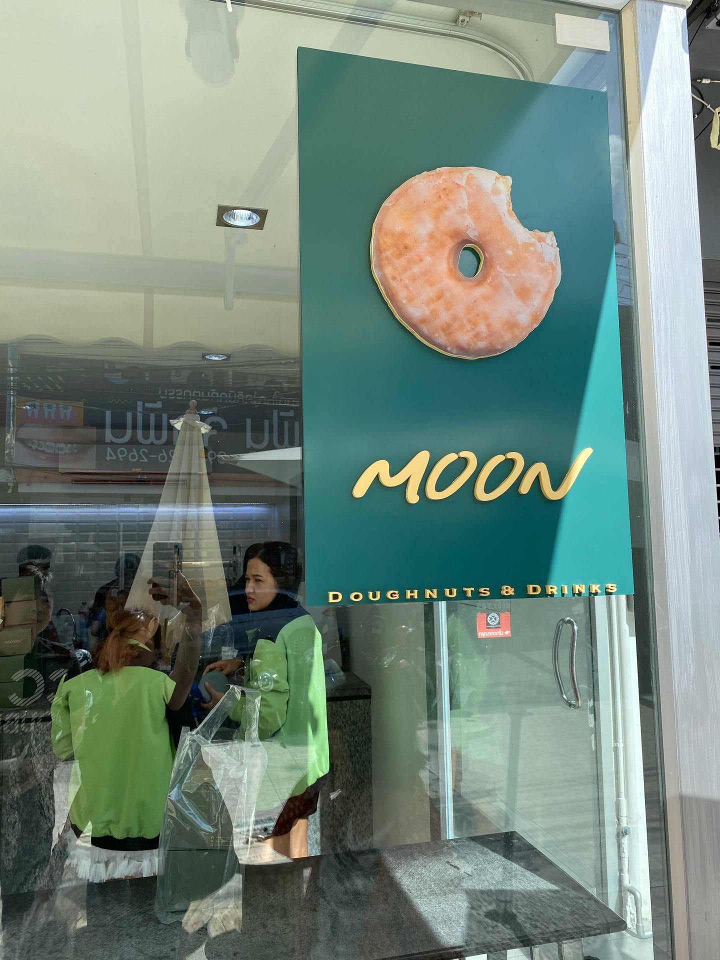 รีวิว Moon Doughnuts & Drinks - อร่อย แต่ราคาแรงๆไปหน่อย