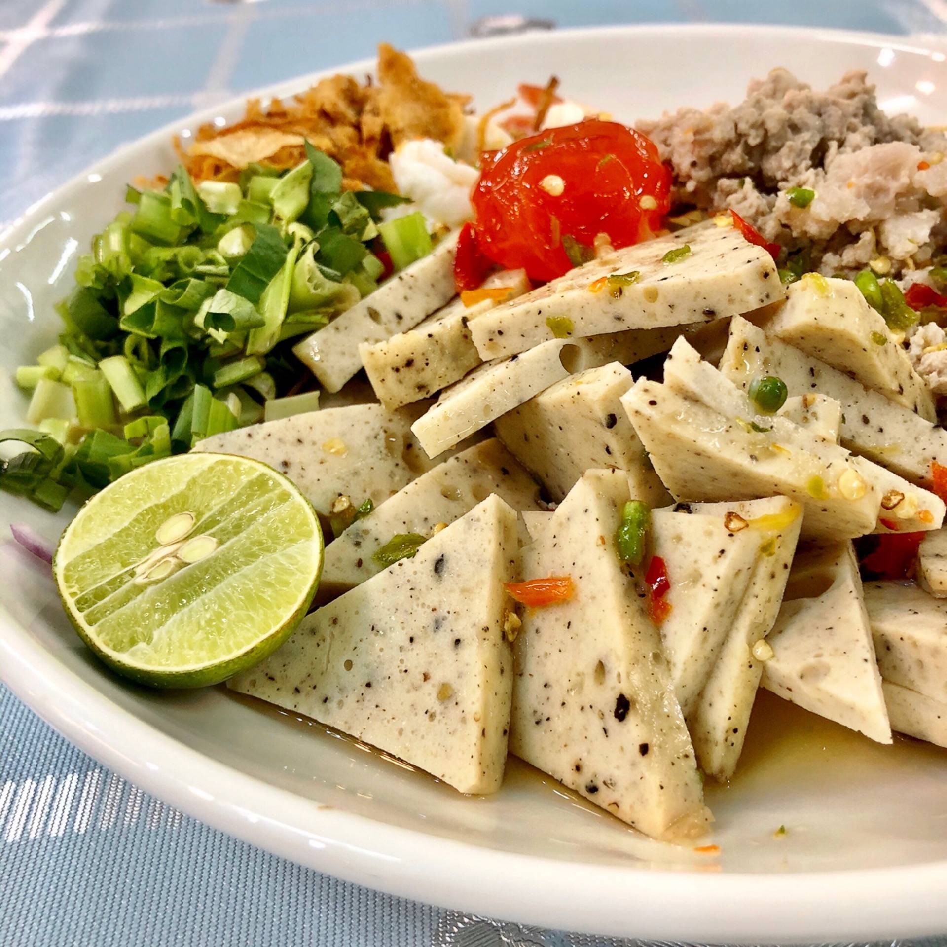 รีวิว LA YUM ZAPP @Nakhon Si - ยำแซ่บจัดจ้าน แต่ละจานดูดี