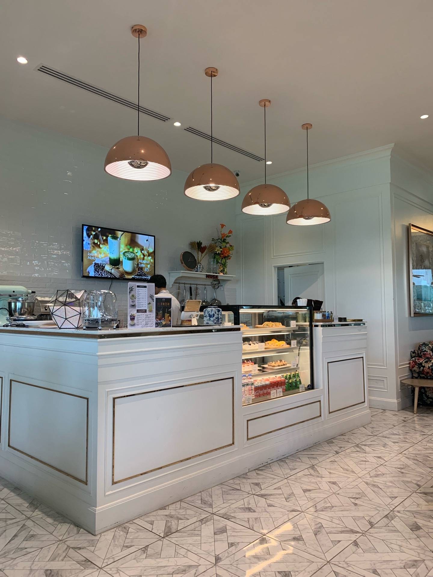 รีวิว Petite Conner Cafe & More - นั่งพักผ่อนระหว่างเรียนและเล่นกอล์ฟ