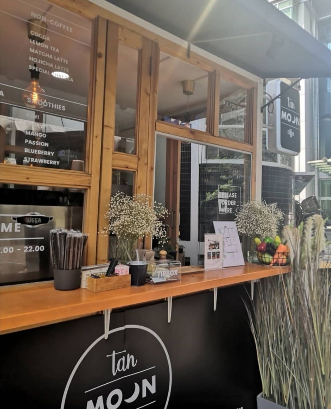 รีวิว TanMoon Coffee สาขา W District (BTSพระโขนง) - คาเฟ่ต์ outdoor ...