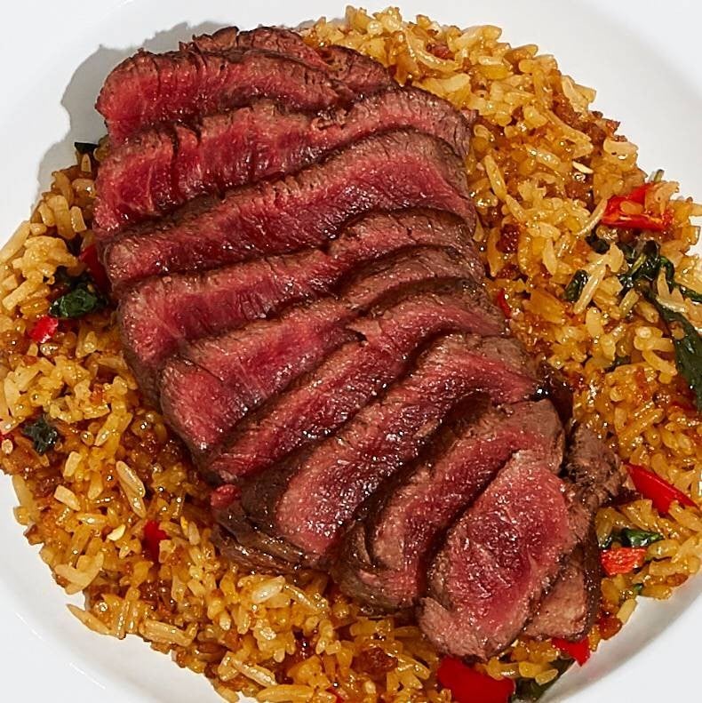 ข้าวผัดกะเพราเนื้อคั่วและเนื้อสันในสเต็ก • image ร้าน Easy Buddy Easy ...