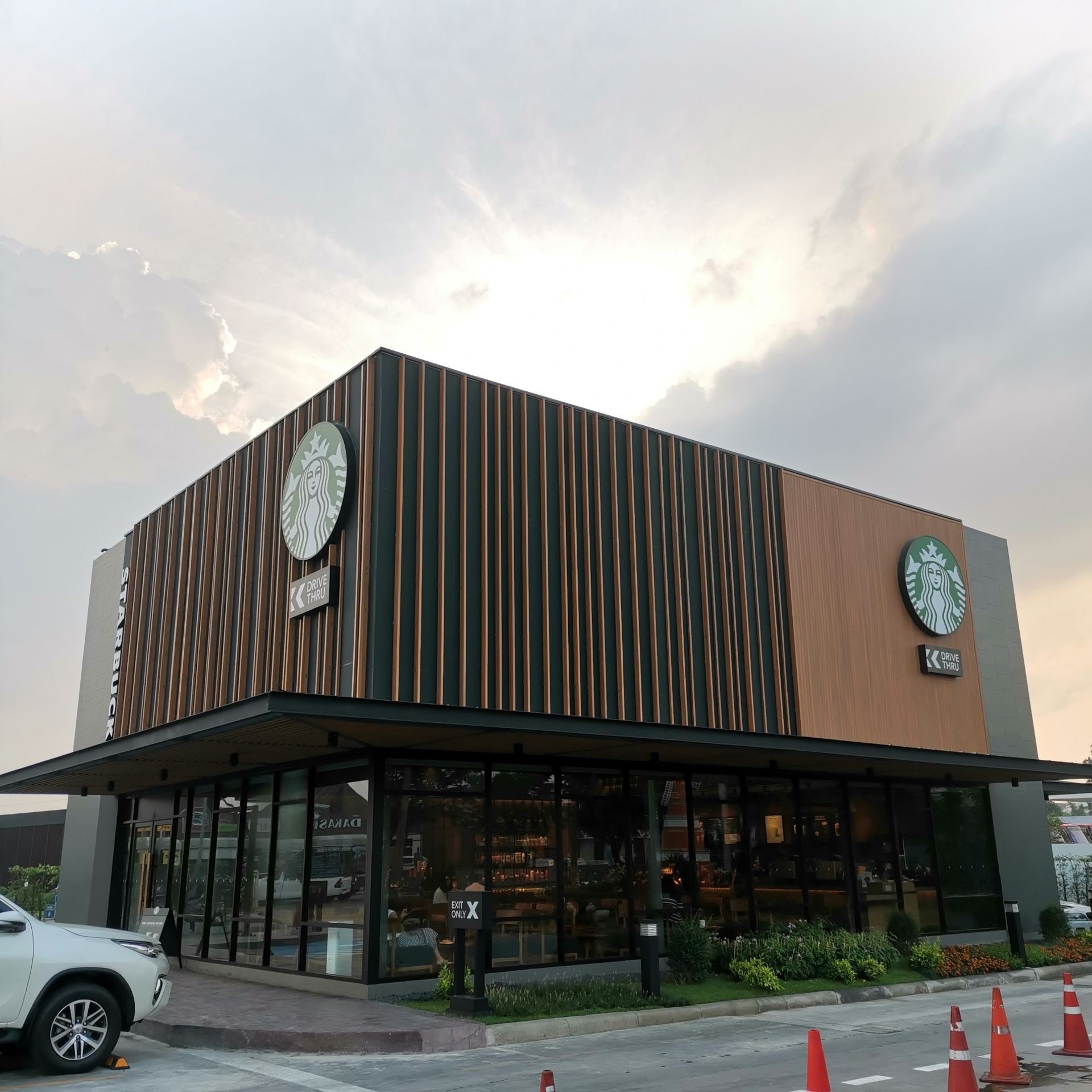 รีวิว Starbucks Shell กาญจนาภิเษก - Starbucks สาขาใหม่ ดักลูกค้าทั้งสอง ...