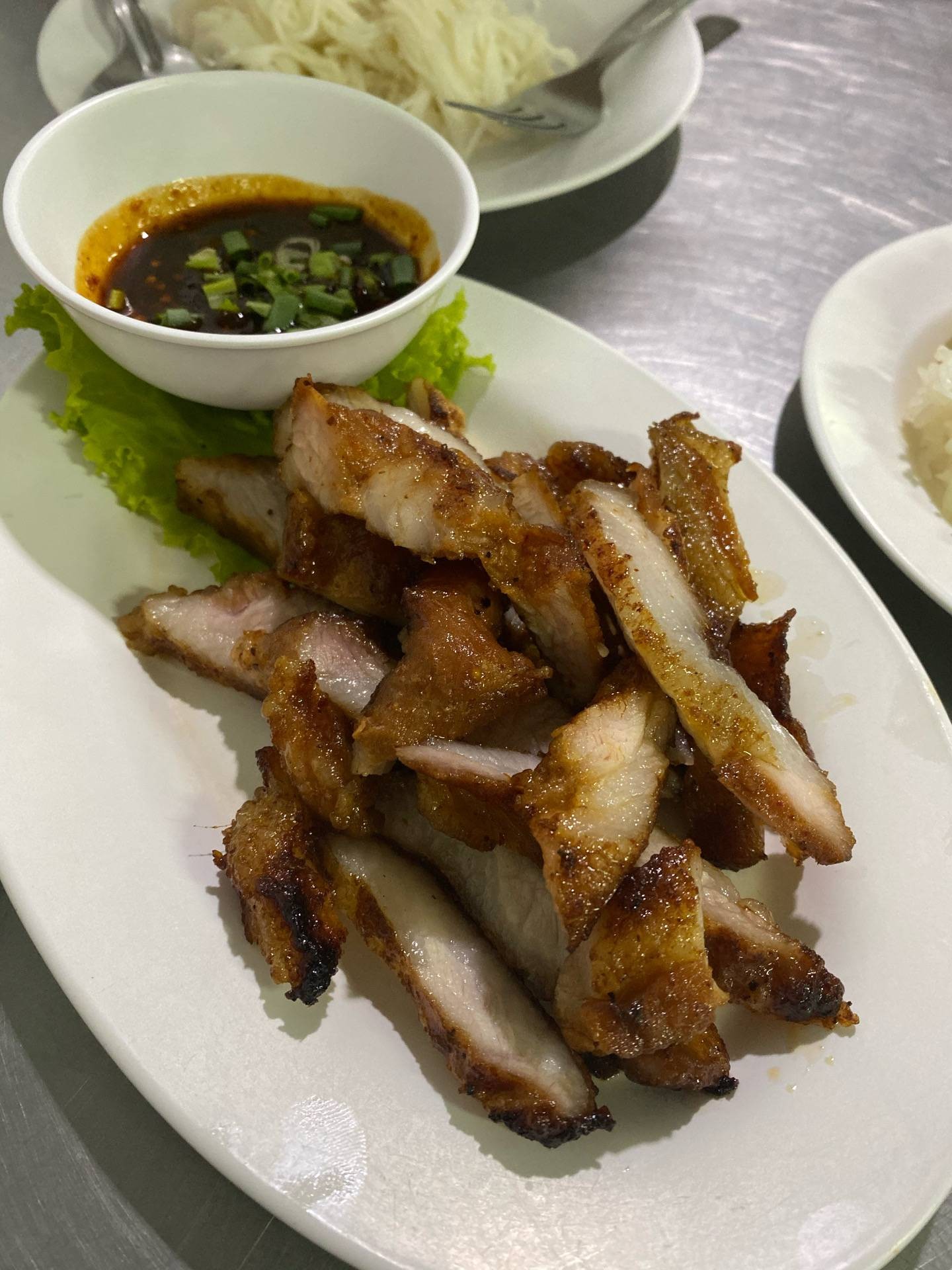 คอหมูย่าง ร้าน เจ๊ก้อย ถนนเพชรบุรี