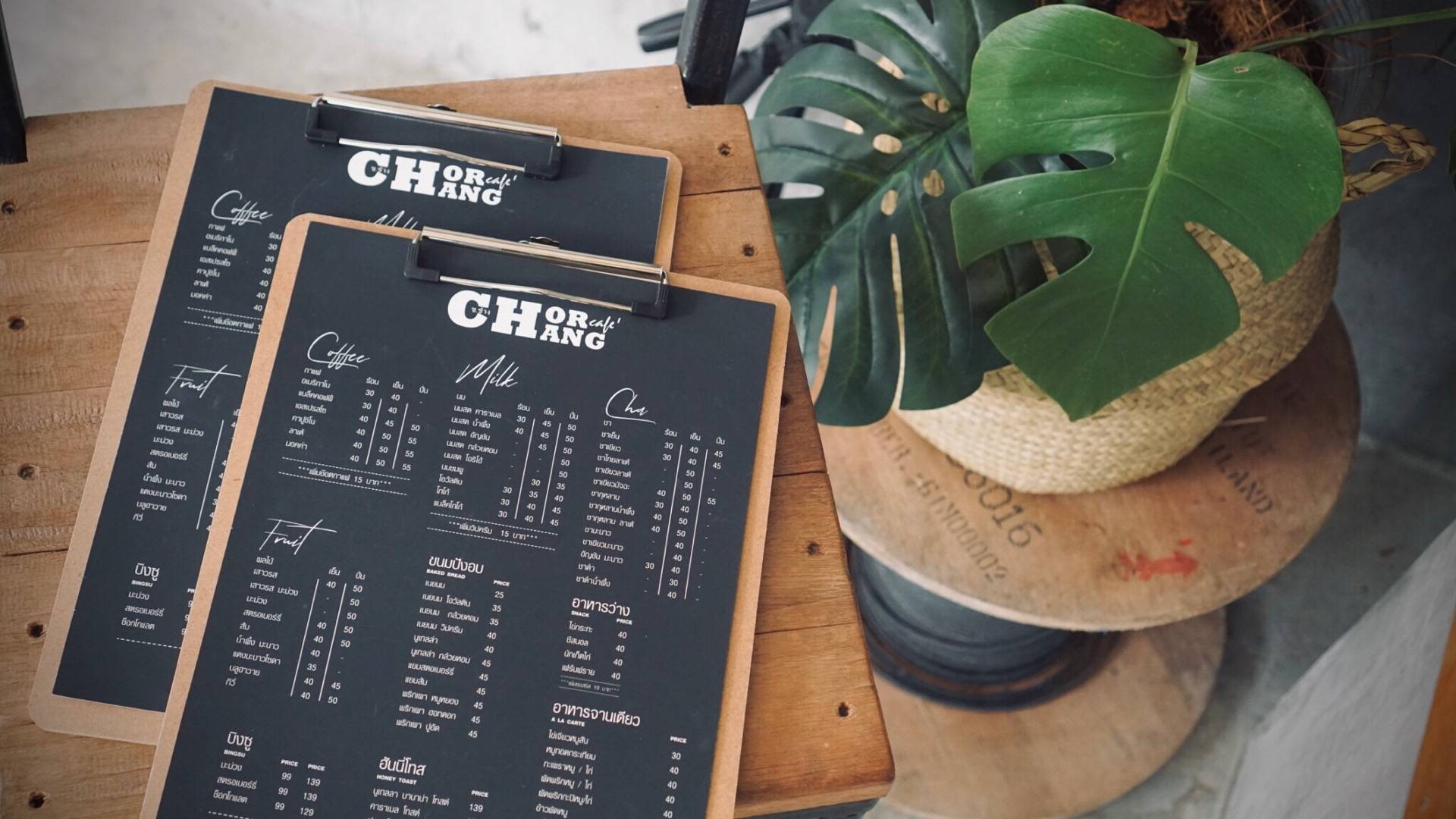รีวิว Chor chang cafe' ช.ช้าง - ร้านกาแฟเล็กๆ ในป่าใหญ่
