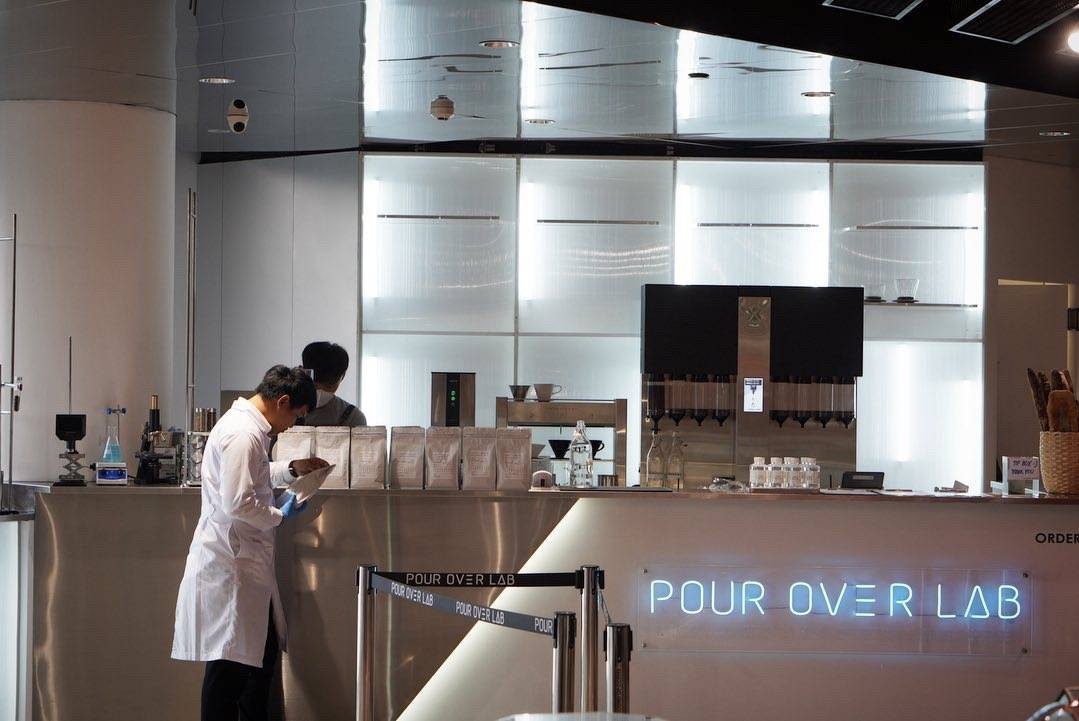 รีวิว POUR OVER LAB Siam Discovery ชั้น 1 - Cafe x Lab กาแฟในรูปแบบ 4th ...
