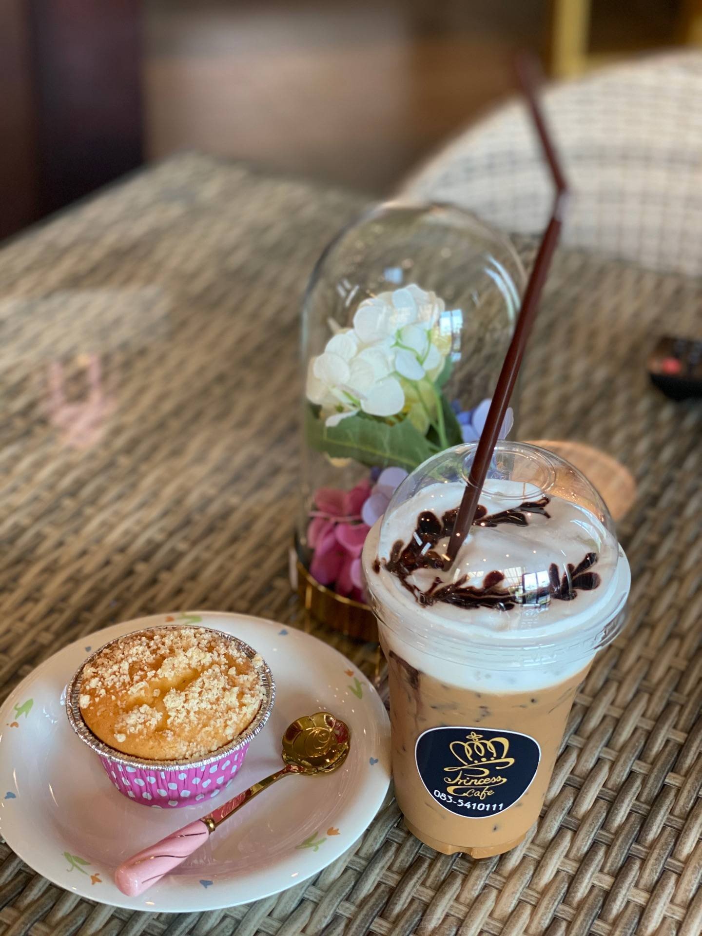 รีวิว Princess Cafe ระยอง - กาแฟหอมอร่อยเข้มข้น เค้กนุ่ม ขนมปังไส้ทะลัก ...