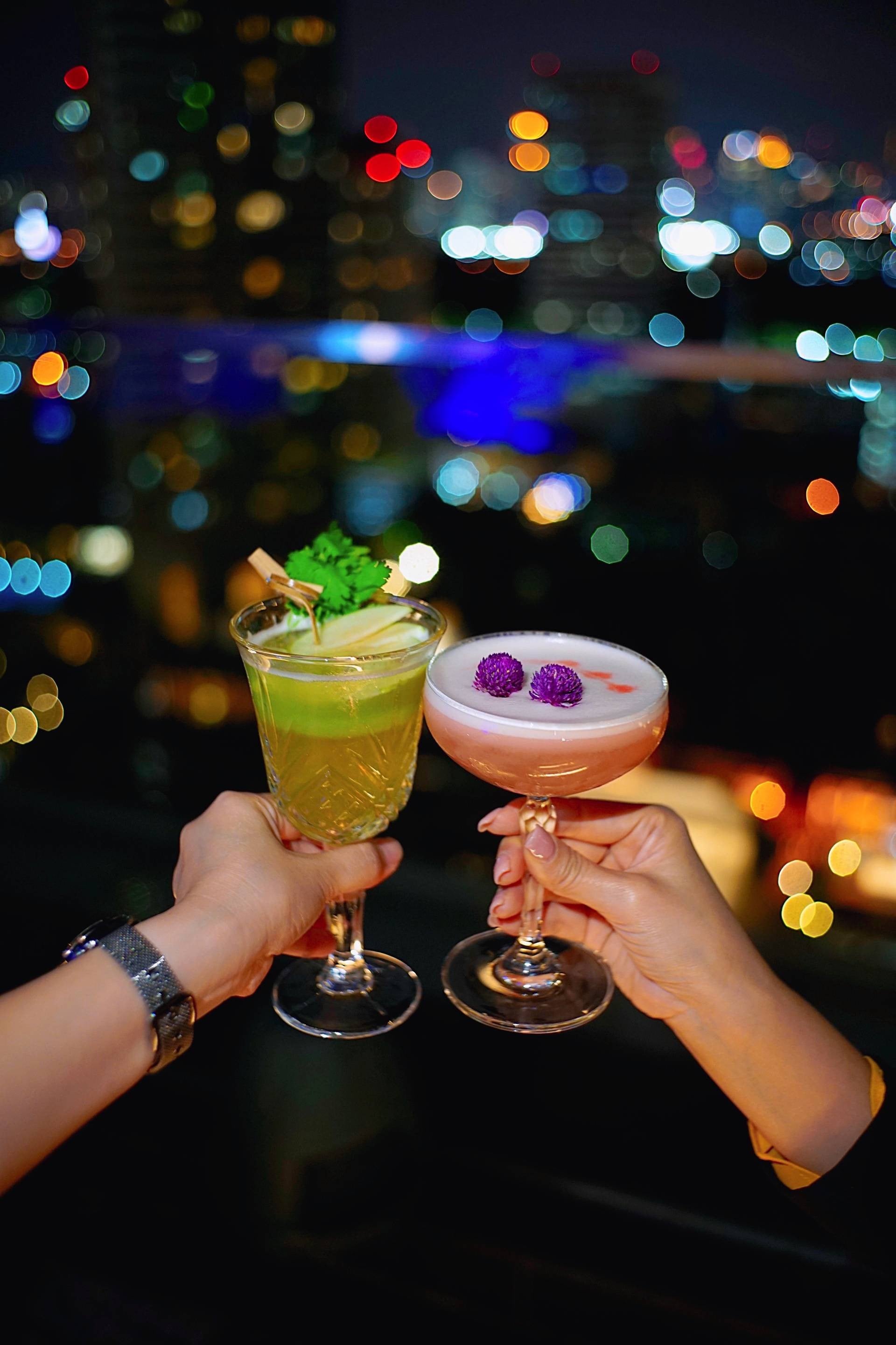 รีวิว SKY On 20 (Rooftop Bar) Novotel Bangkok Sukhumvit 20 - Rooftop ...