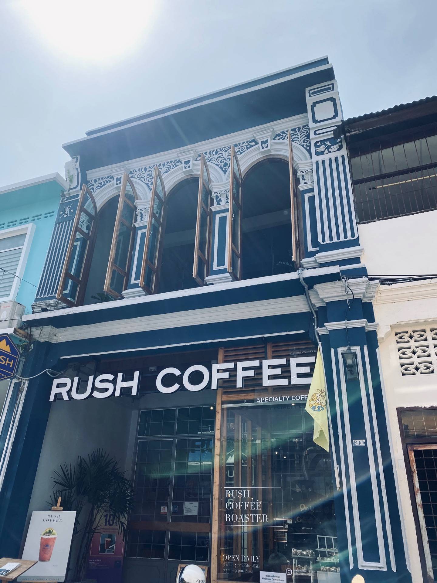 รีวิว Rush Coffee Rommani - 拥有公共办公空间的咖啡