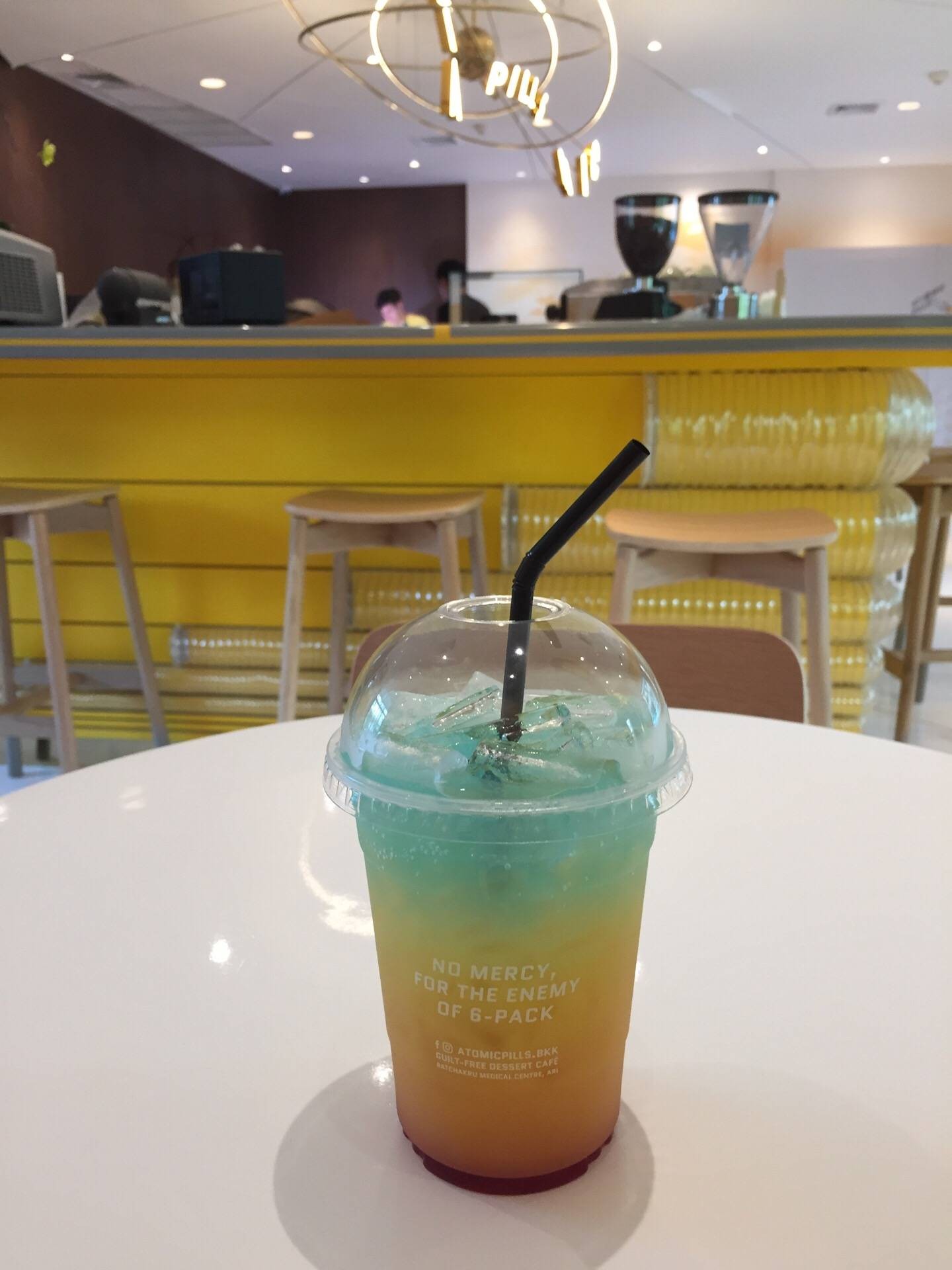 รีวิว Atomic Pills Central Embassy - คาเฟ่เพื่อสุขภาพของหมอตั้ม