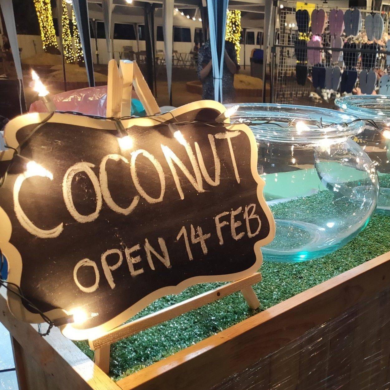 รีวิว CocoNut เอกมัย - อยากให้ลองมาทาน น้ำมะพร้าวจากบ้านแพ้ว ....มีทั้ง ...