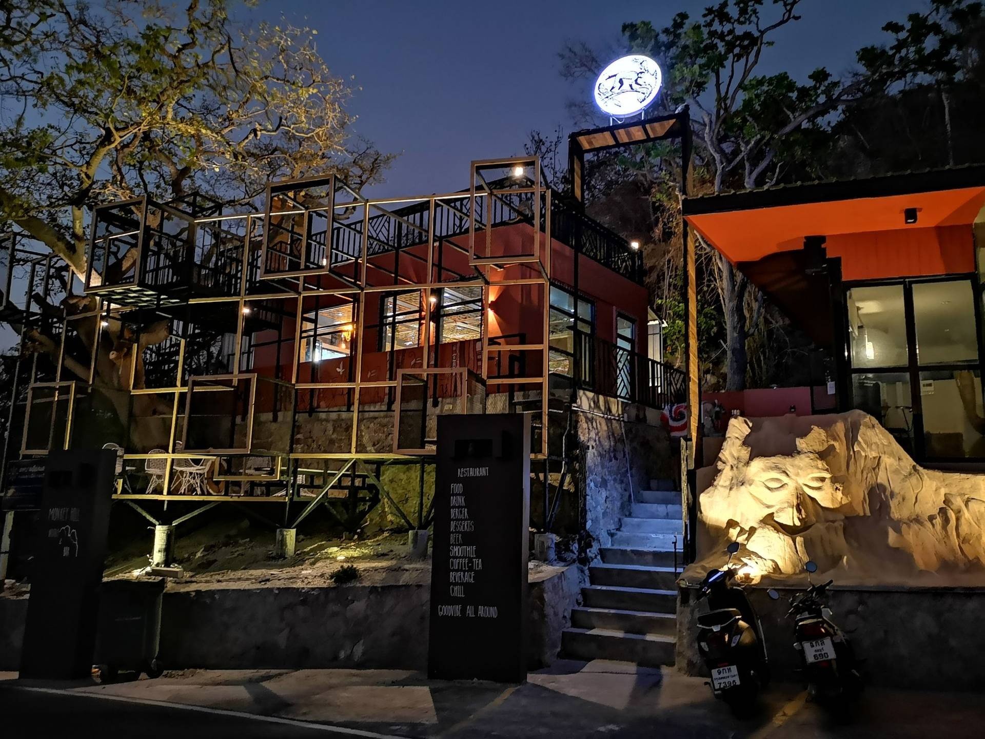 รีวิว Monkey Hill Bistro & Bar Khao Sam Muk - คาเฟ่บนเขาสามมุข นั่งจิบ ...