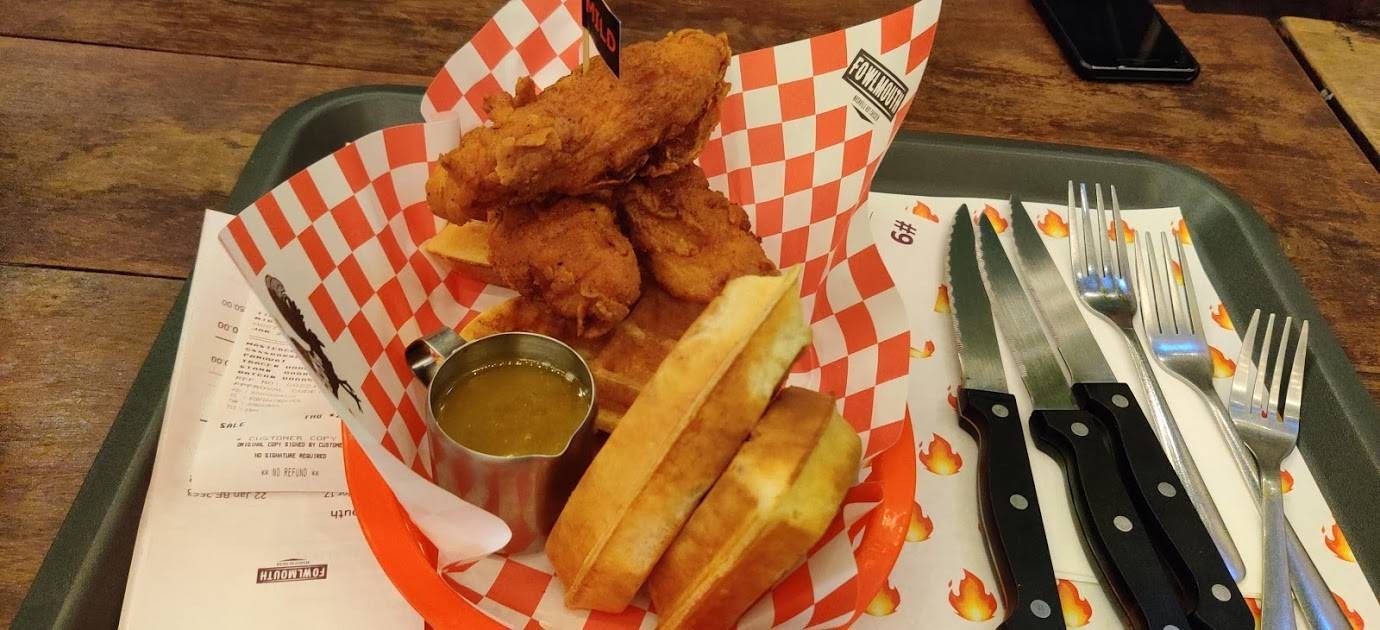 รีวิว Fowlmouth The Common Thonglor - Chicken & Waffle - Wongnai