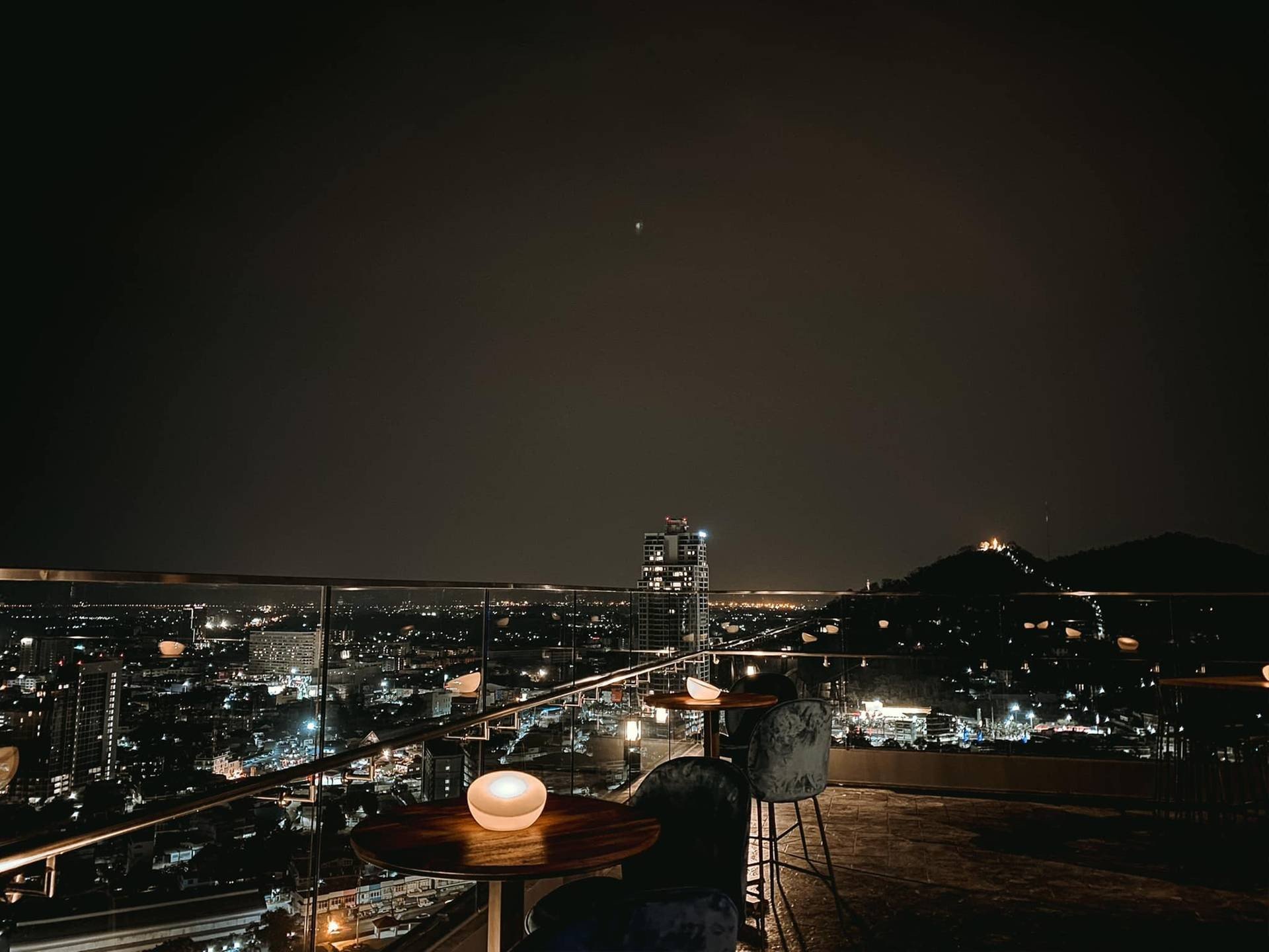 รีวิว Silver Moon Rooftop Bar Novotel Sriracha & Koh Si Chang Marina ...