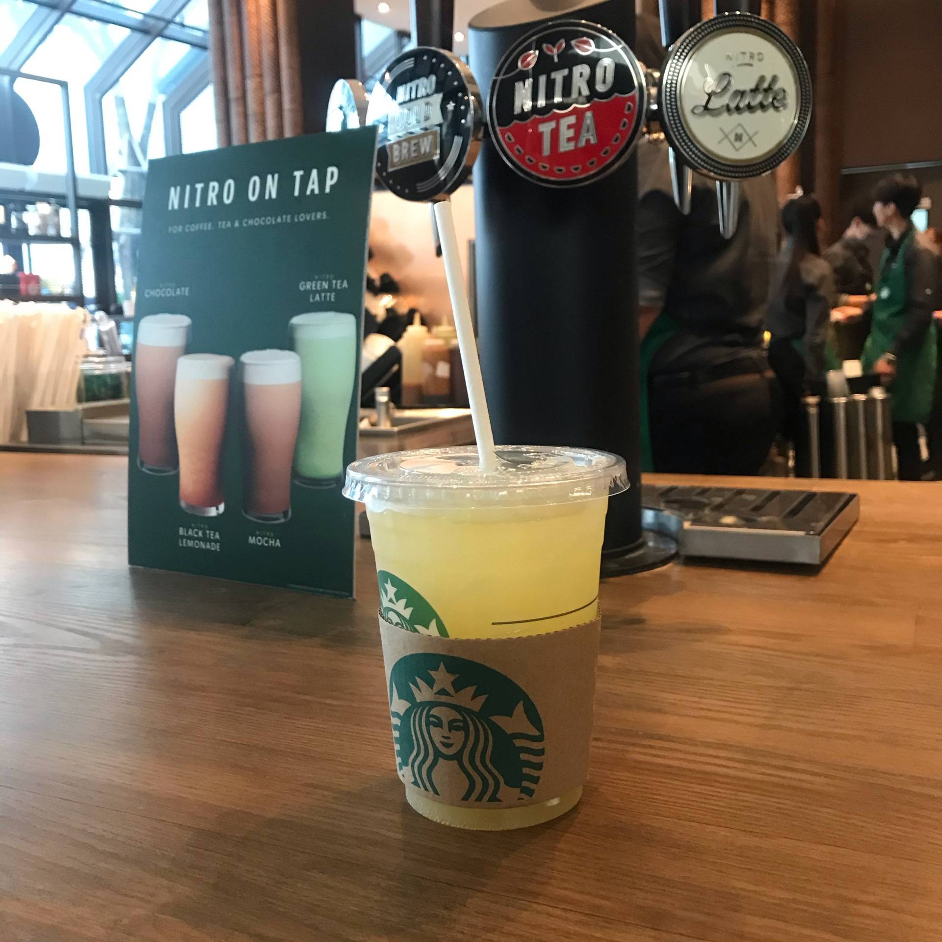 รีวิว Starbucks Mega Bangna (ทางเข้าหลัก) - สาขานี้คนเยอะ โต๊ะเต็มบ่อย ...