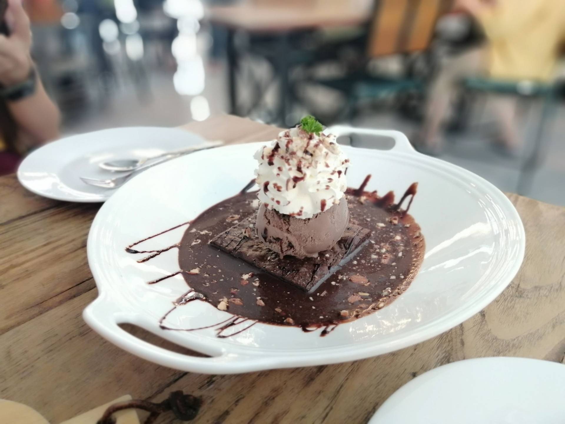 รีวิว Aroii Everyday Cafe - ช็อคโกแลต และบราวนี่เข้มข้นดี ร้านน่านั่ง