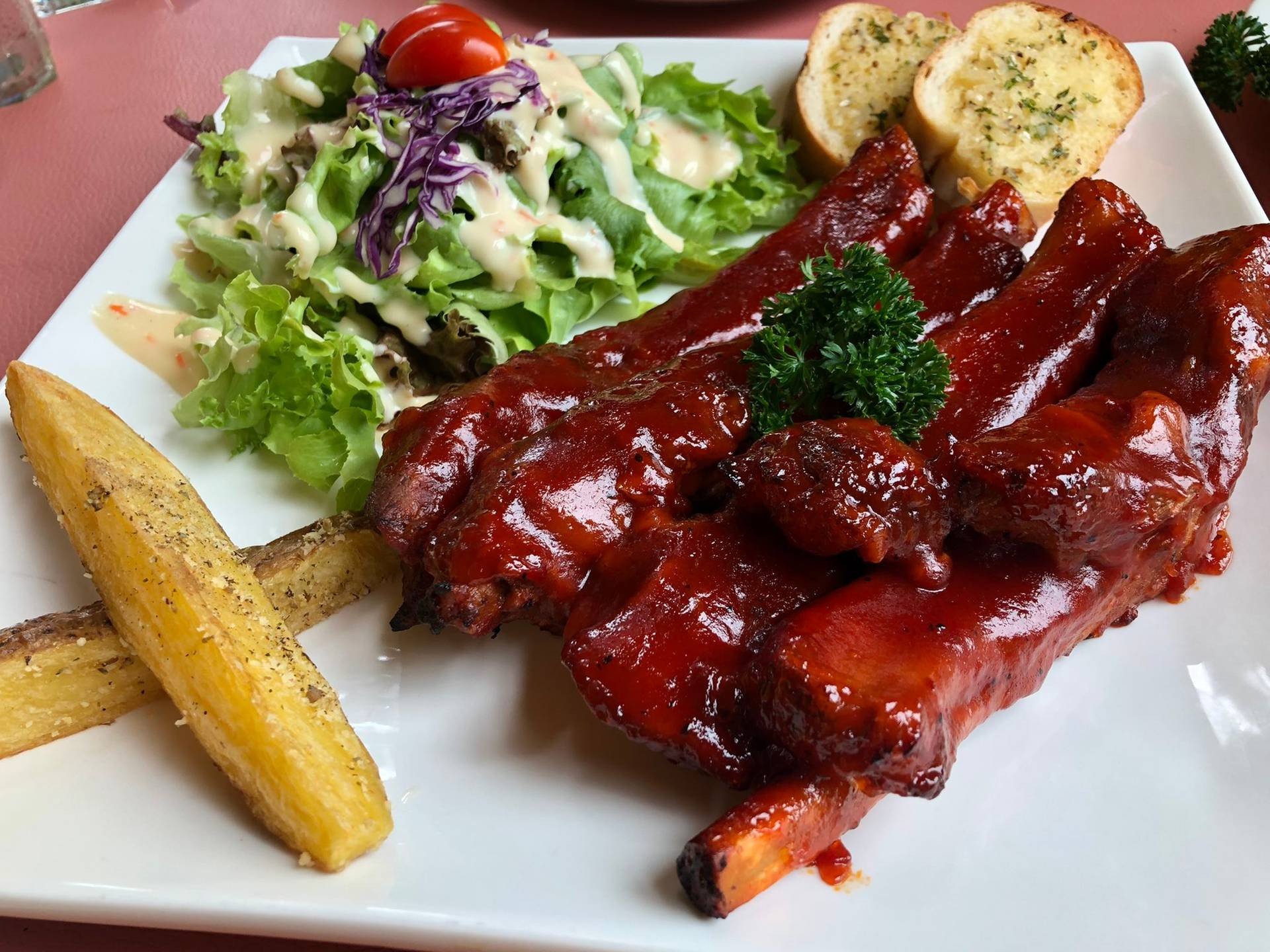 ซี่โครงหมูบาบีคิว • จานนี้อลังการงานสร้างมากค่ะ ชิ้นใหญ่มากกก รสชาติกลม ...